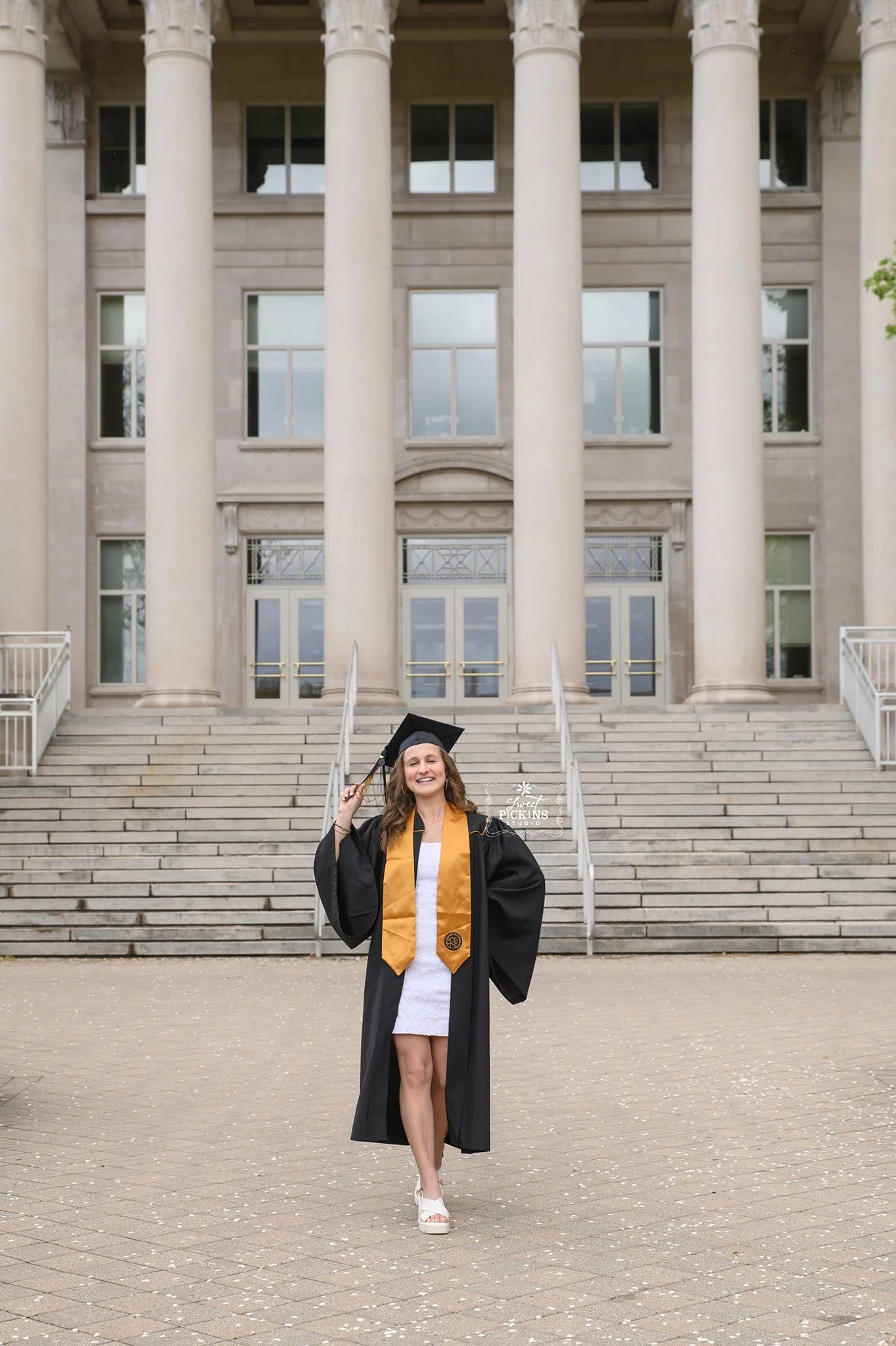 College Graduation Photography in Cap and Gown for Grads — Sweet ...