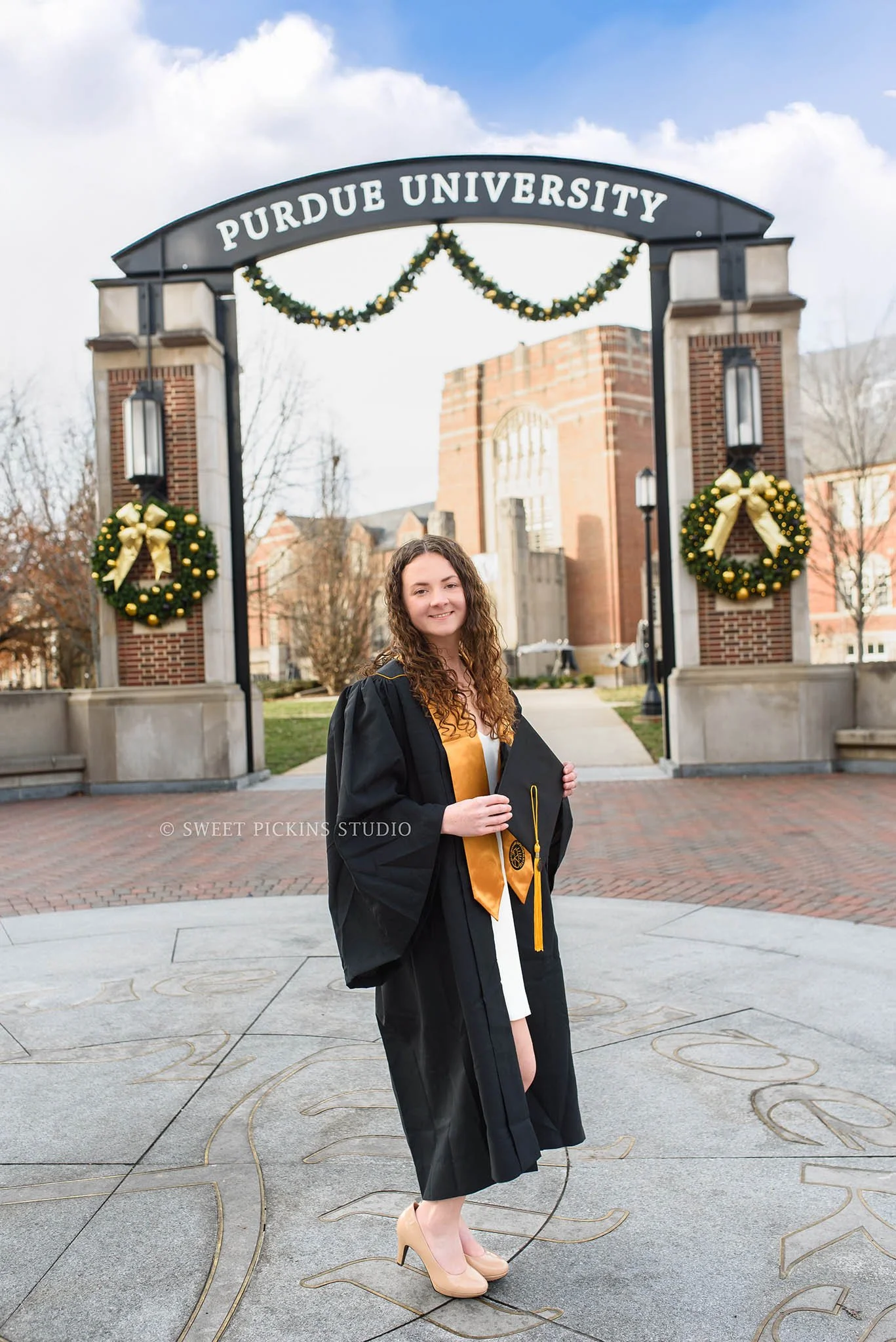 College Graduation Photography in Cap and Gown for Grads — Sweet ...