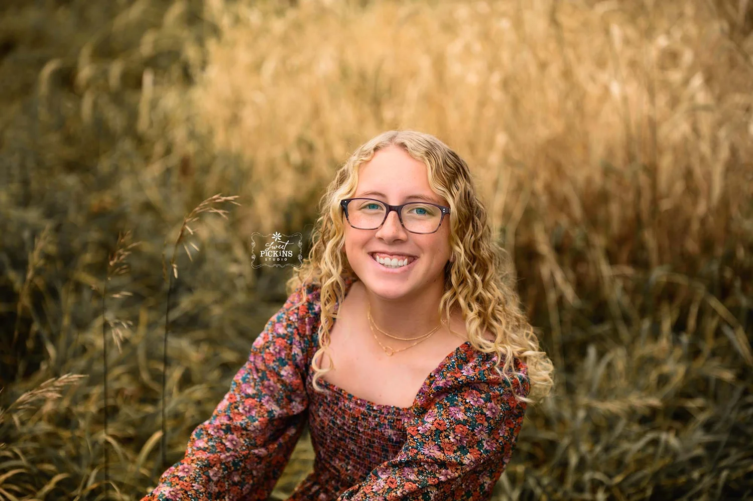 Rustic Fall Senior Girl Photography on Indiana Farm — Sweet Pickins ...
