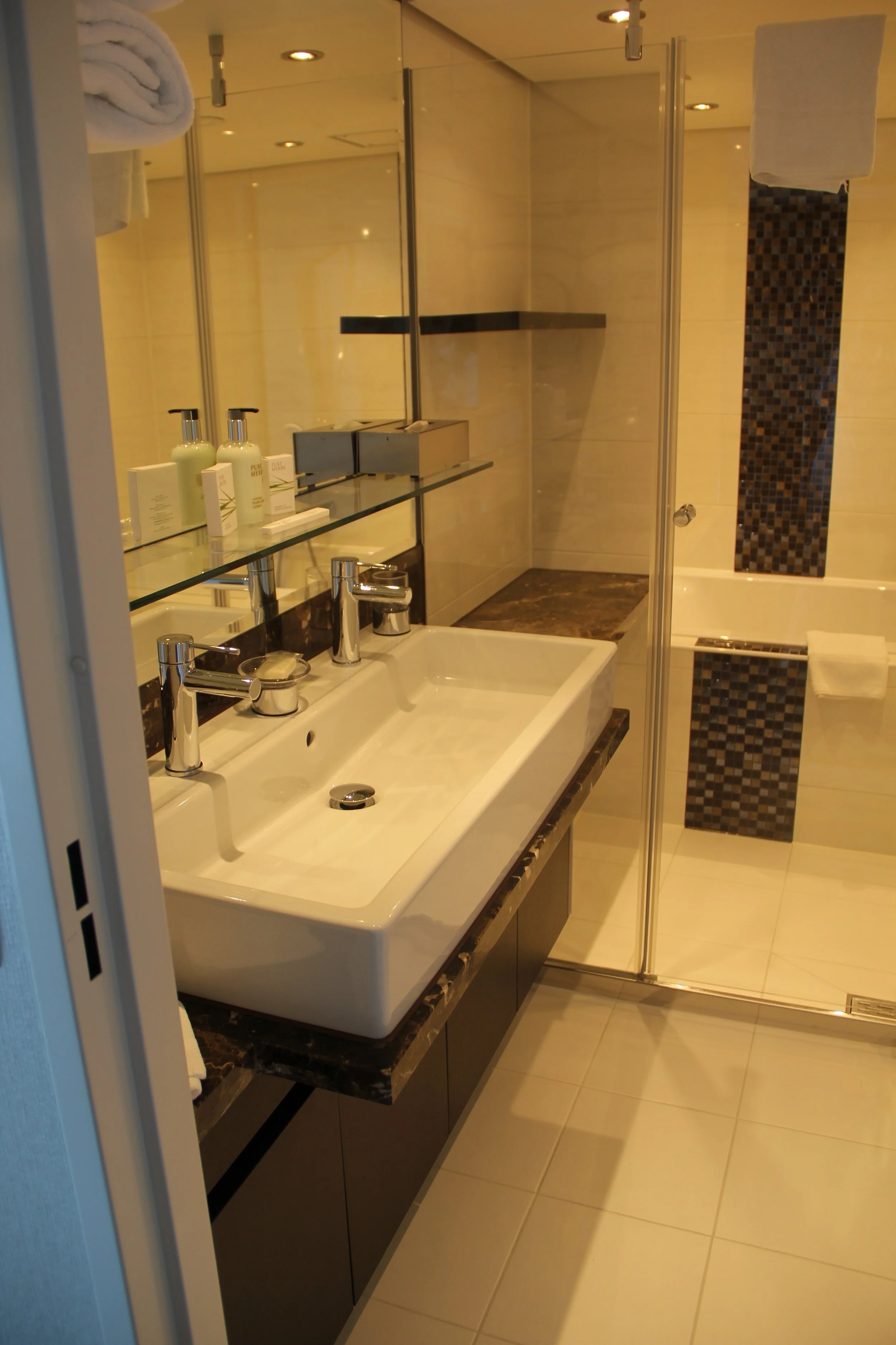 The 4 Types of River Cruise Staterooms on 135 Meter Longships — Dream ...
