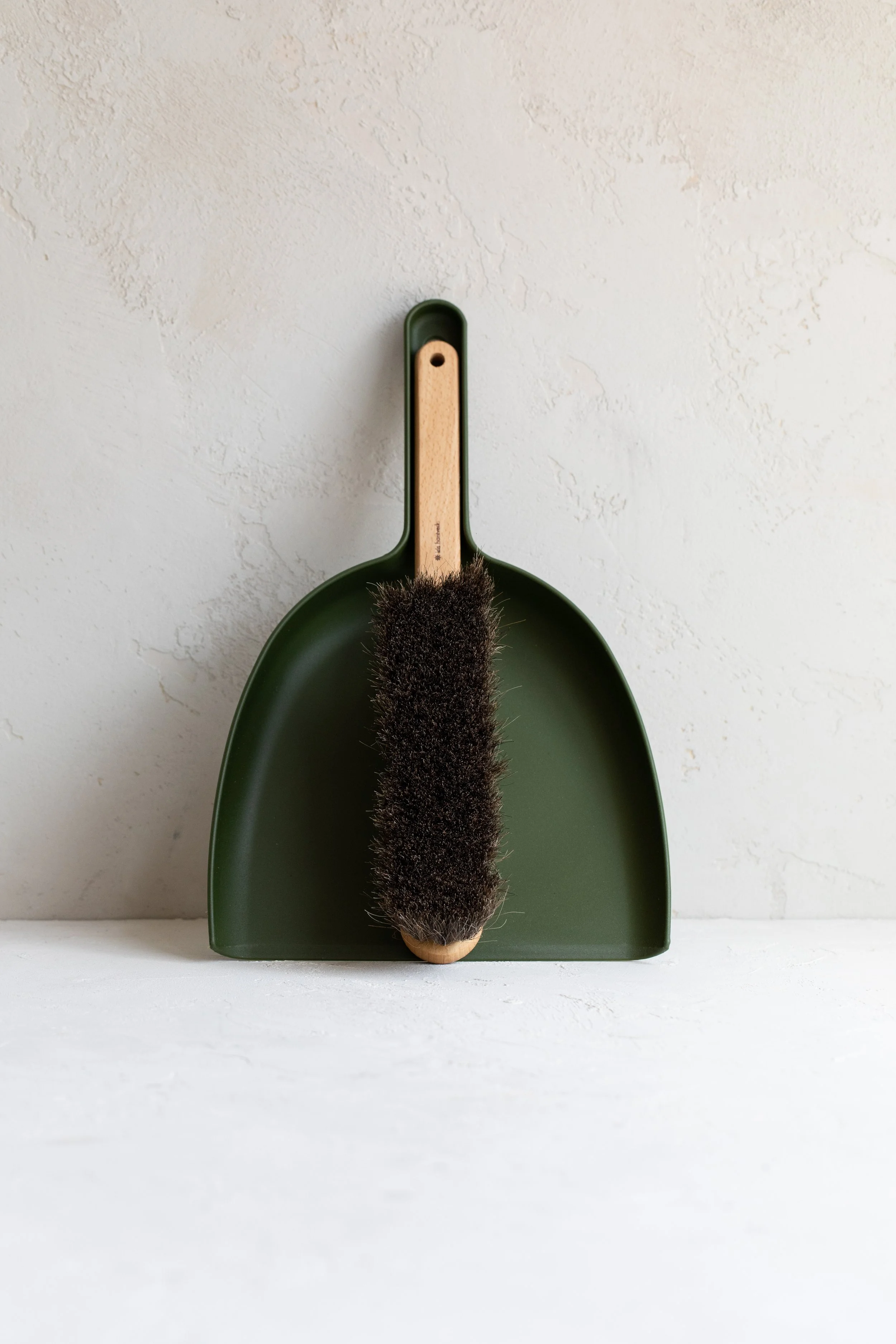 Dust Pan and Brush Set - Olive | Iris Hantverk — Hoppe Shoppe