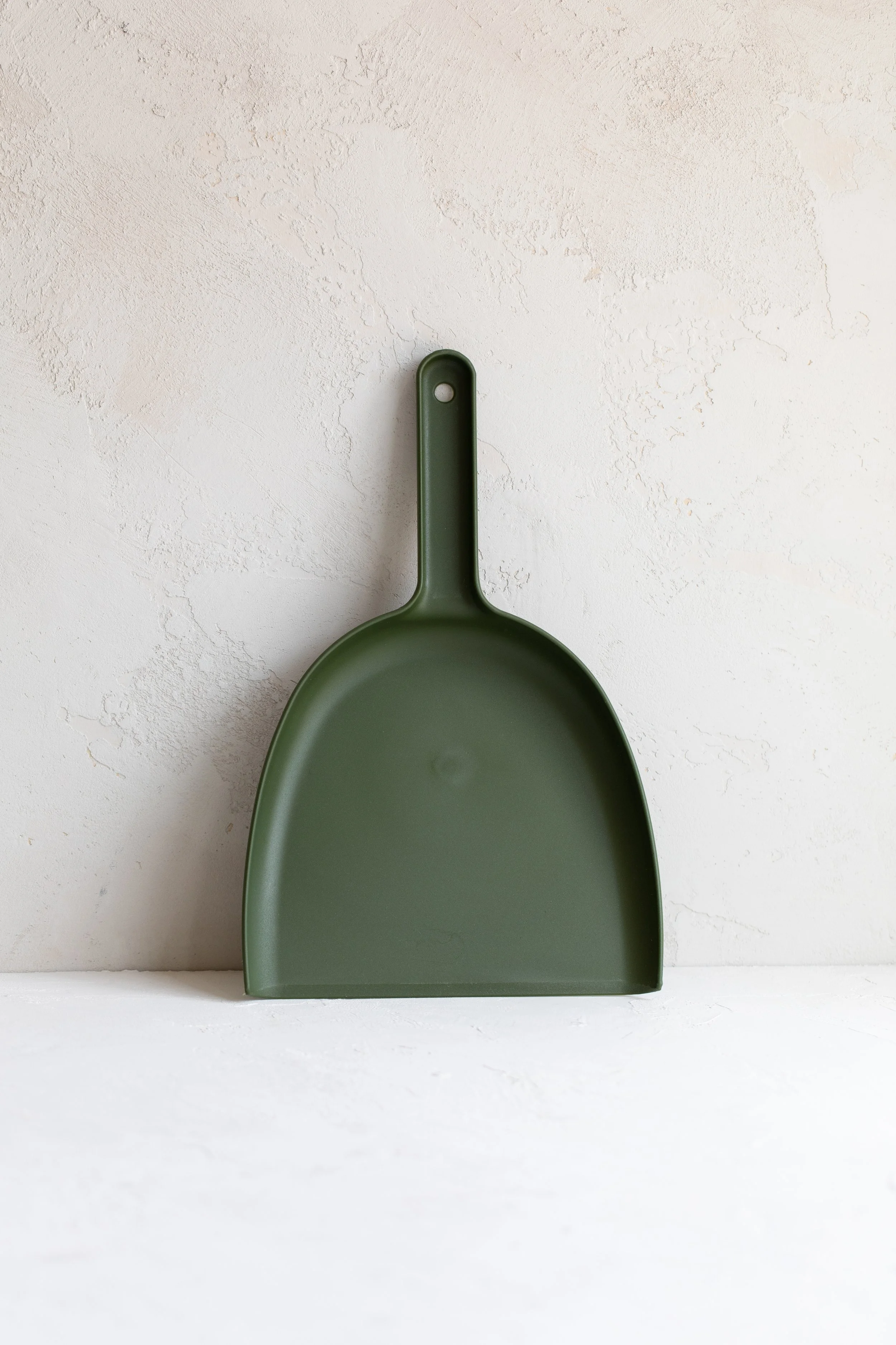 Dust Pan and Brush Set - Olive | Iris Hantverk — Hoppe Shoppe