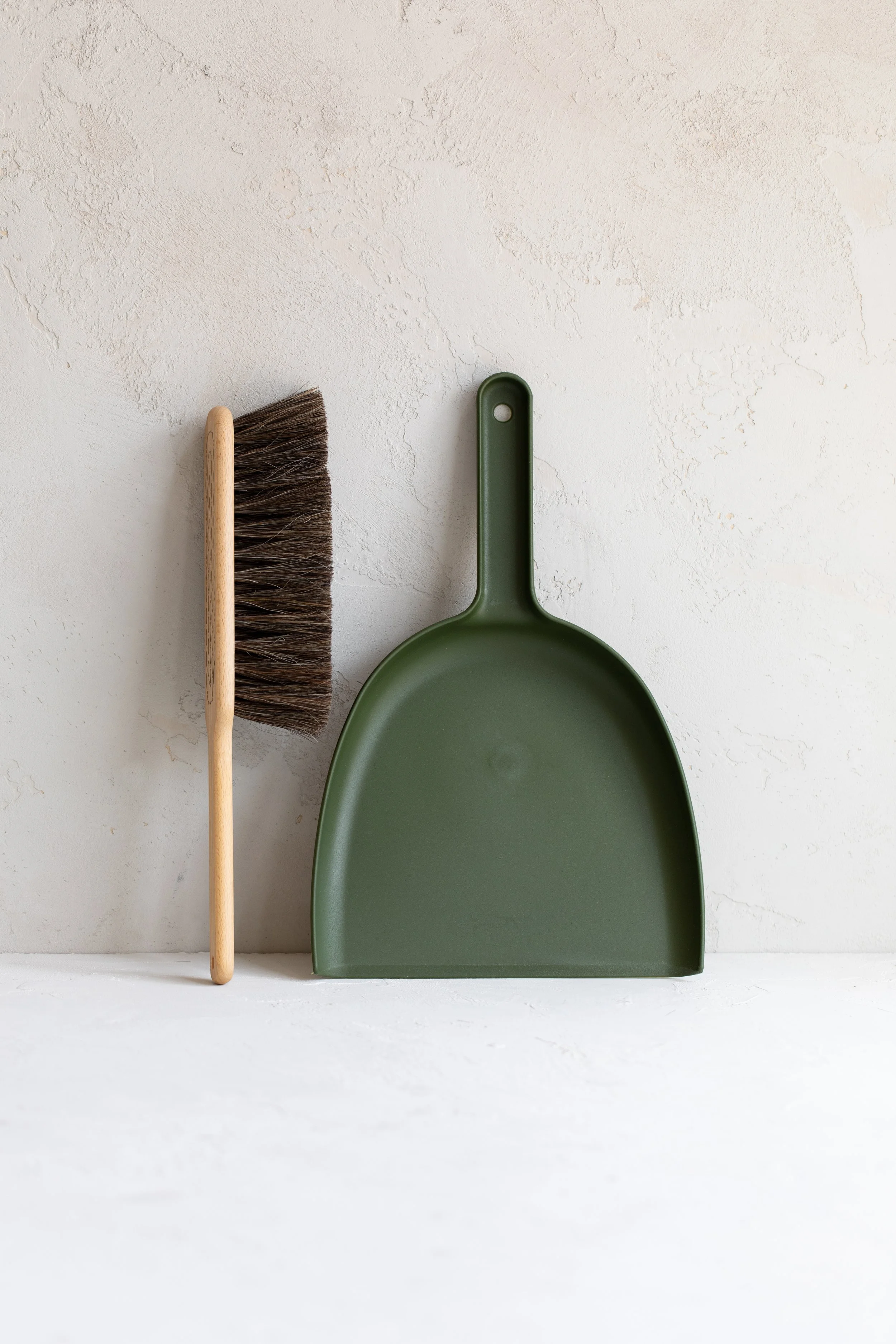 Dust Pan and Brush Set - Olive | Iris Hantverk — Hoppe Shoppe
