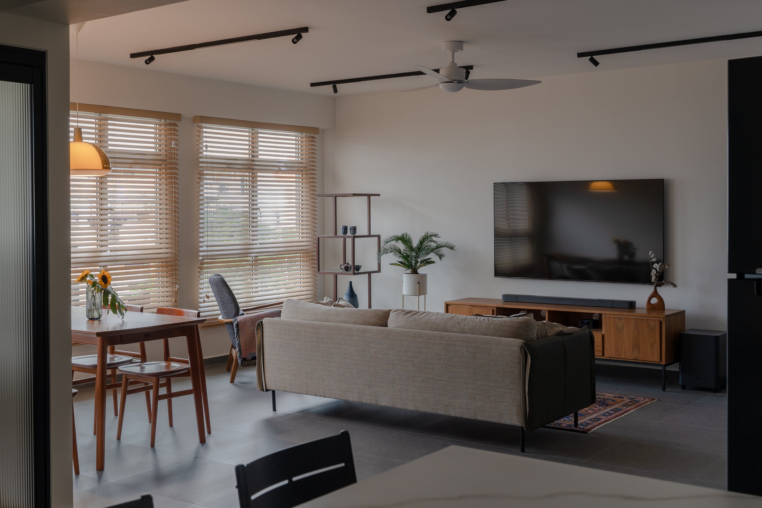 A MID-CENTURY MODERN HOME WITH UNIQUE HEIRLOOM FURNITURE — BuildBuilt