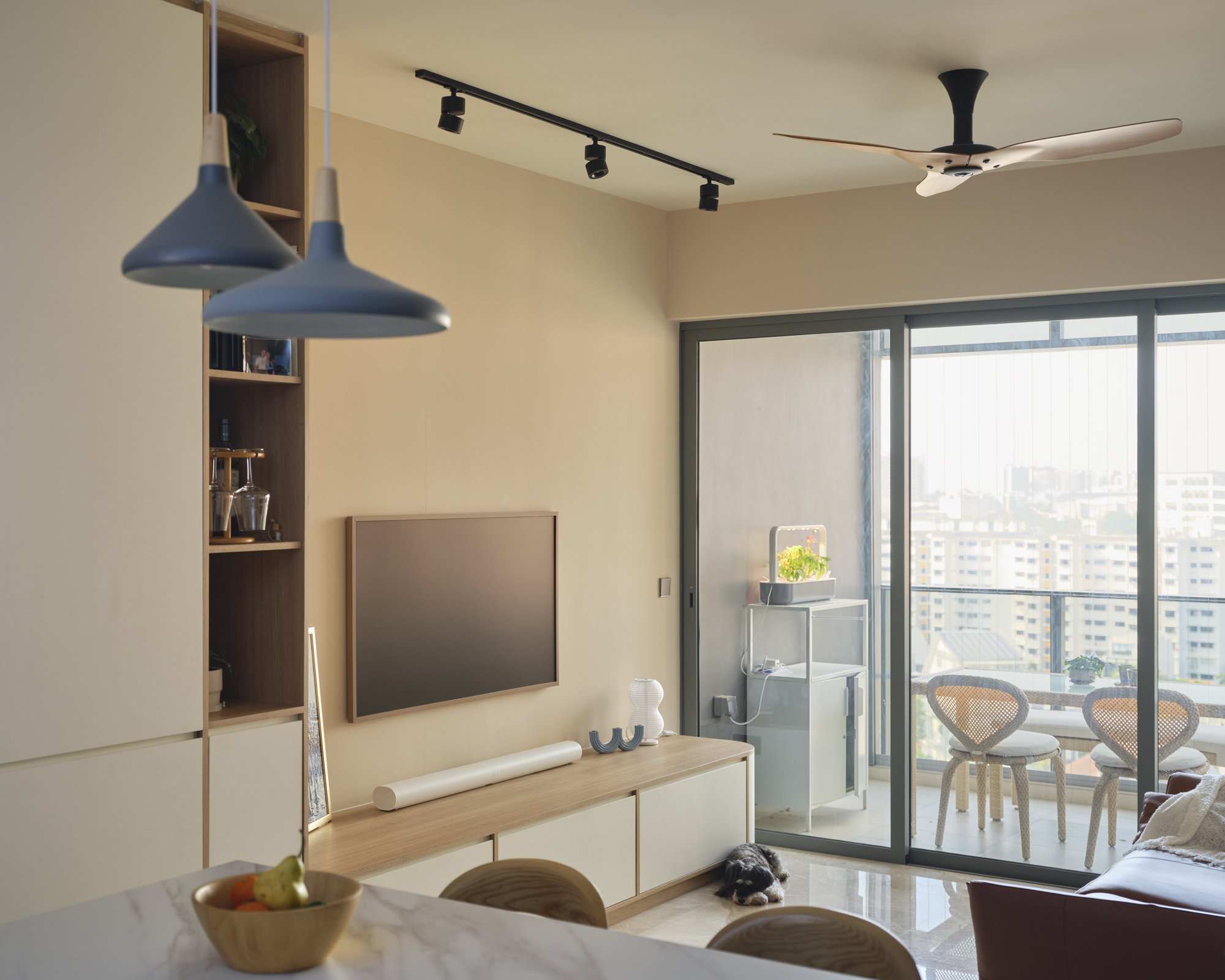 A Warm Child-Friendly Condo with a Curved Ceiling Feature — BuildBuilt