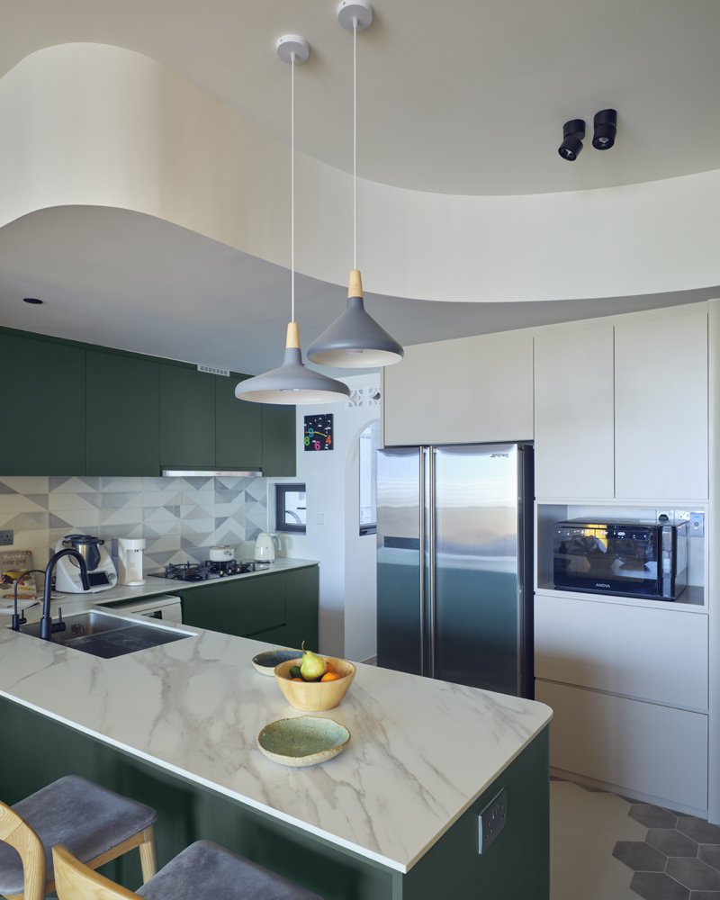 A Warm Child-Friendly Condo with a Curved Ceiling Feature — BuildBuilt