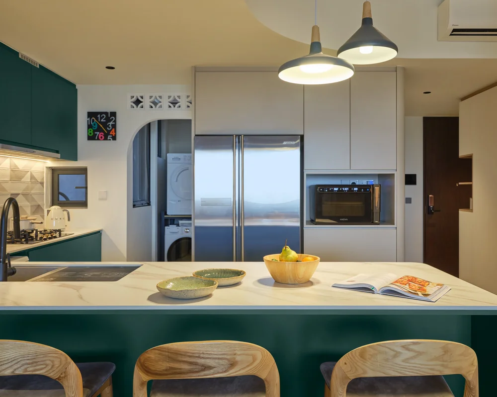 A Warm Child-Friendly Condo with a Curved Ceiling Feature — BuildBuilt