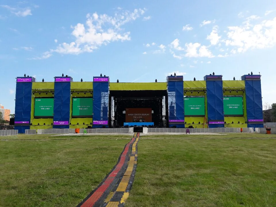 40 Foot Stages — Brown United