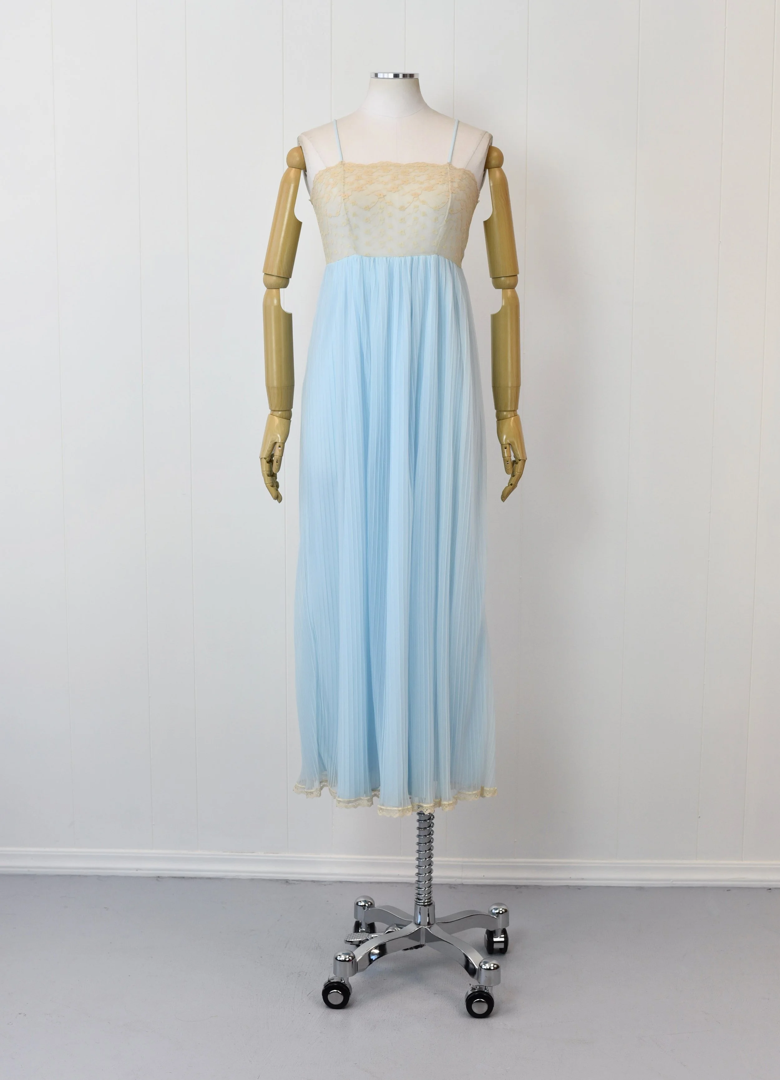 1960s/1970s Light Blue Floral Lace Pleated Intimé Lingerie Boudoir ...