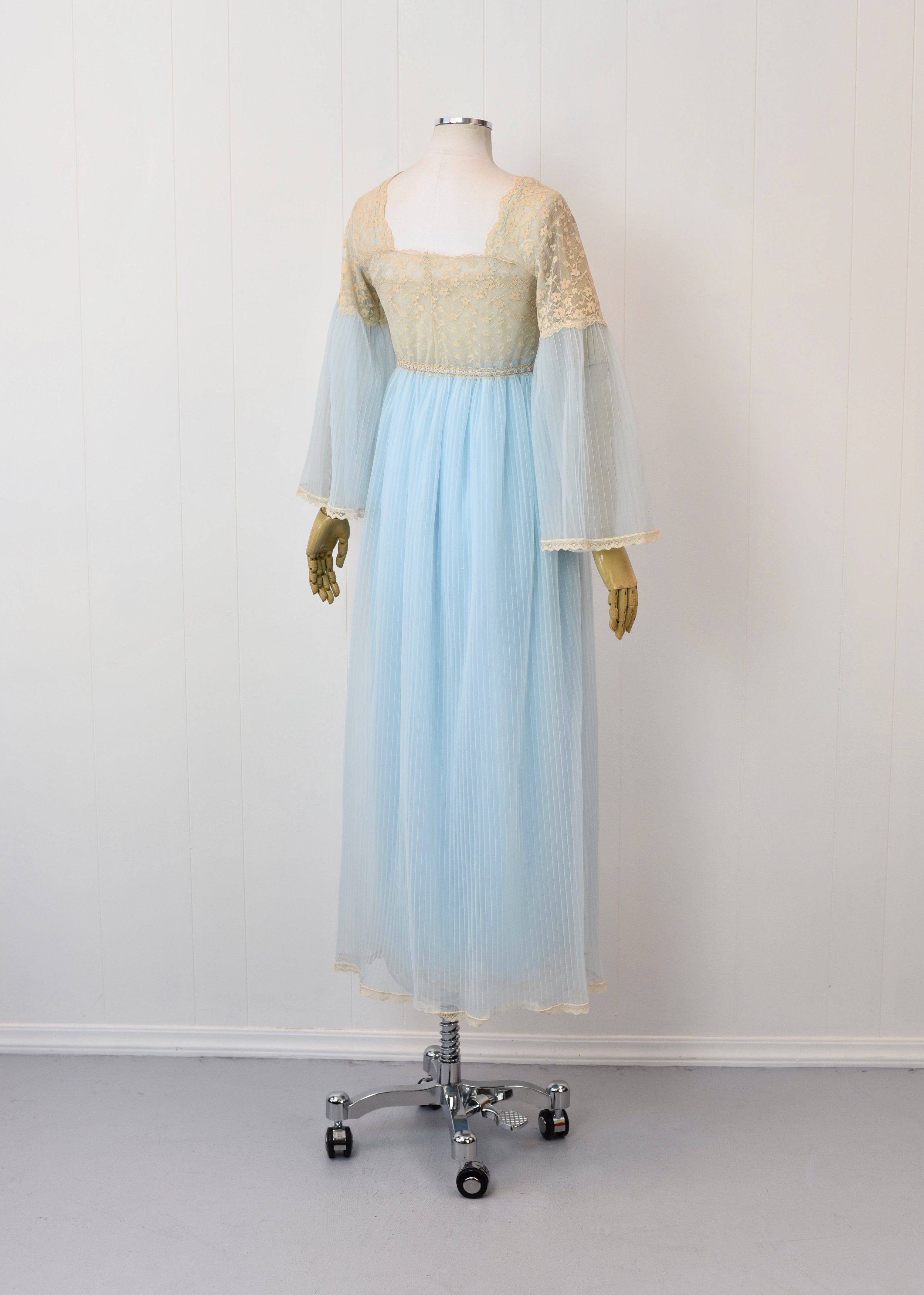 1960s/1970s Light Blue Floral Lace Pleated Intimé Lingerie Boudoir ...