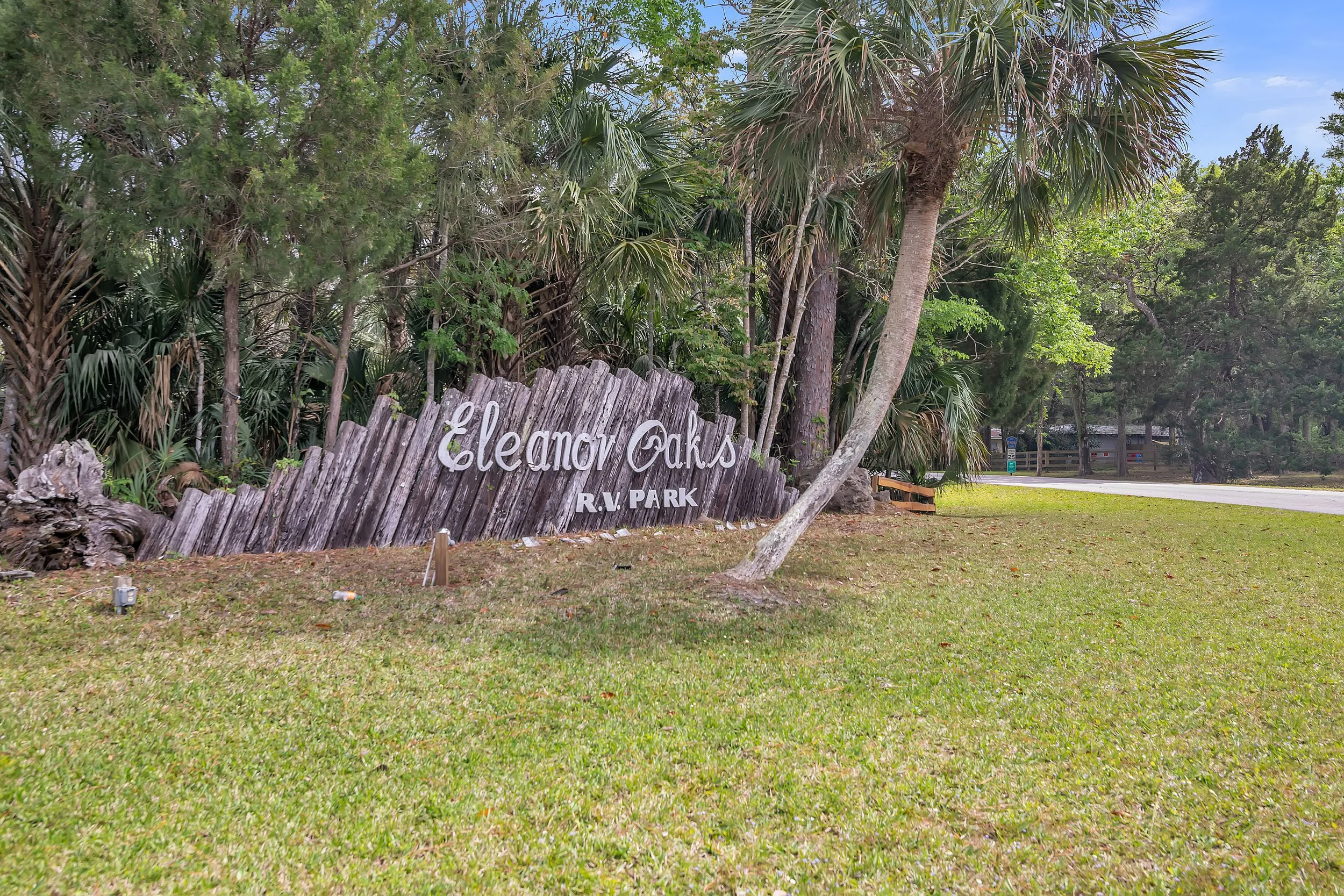 Eleanor Oaks - RV Park in Yankeetown, Florida