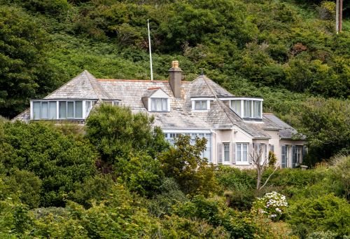FEATURE: Coral Rooms: The Homes of Kate Bush — Music Musings & Such