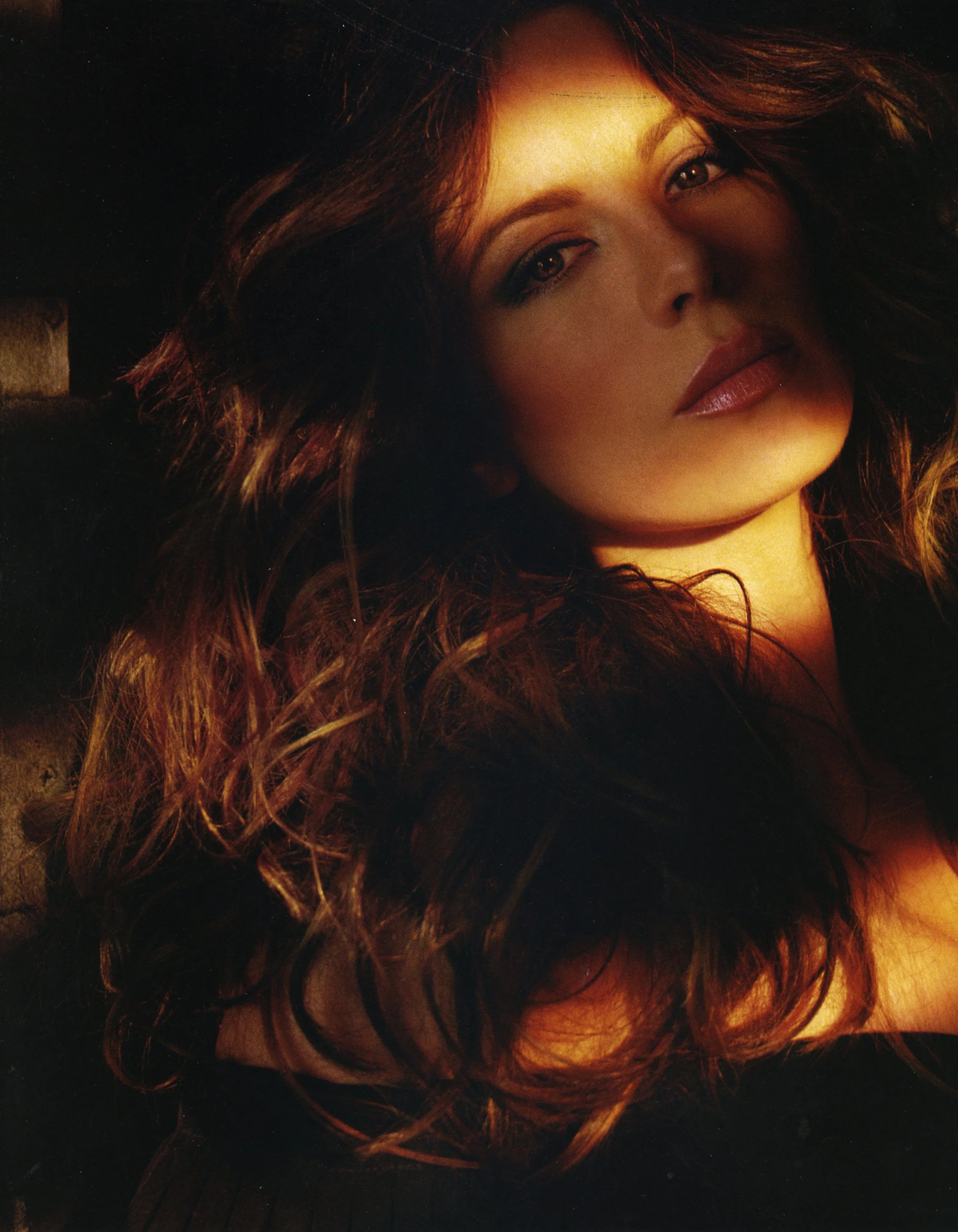 COLLIER STRONG makeup