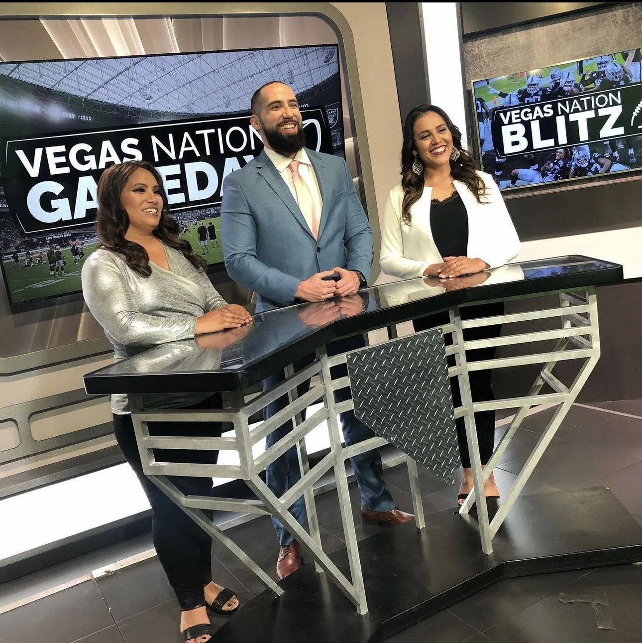 ON SET / CORPORATE - BEAUTY STUDIO INC