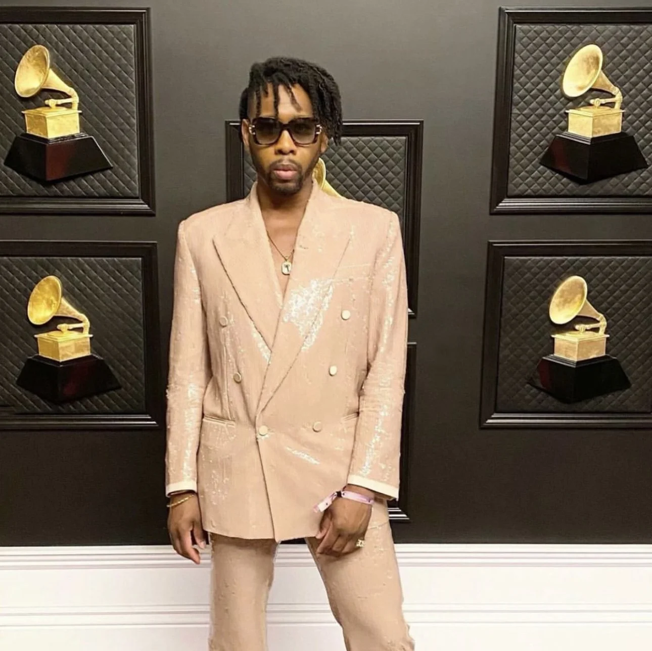 ON SET / CORPORATE - BEAUTY STUDIO INC