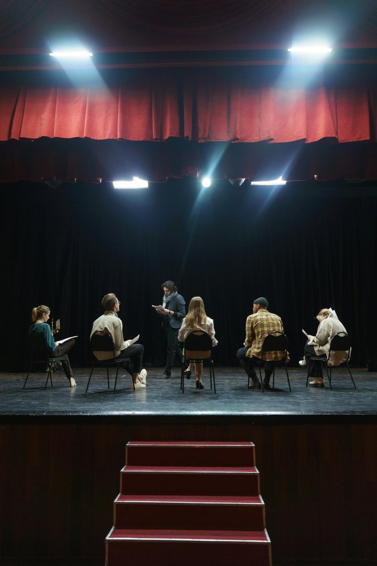 Hollywood Acting vs Stage Acting: What is the Difference and Why is it ...