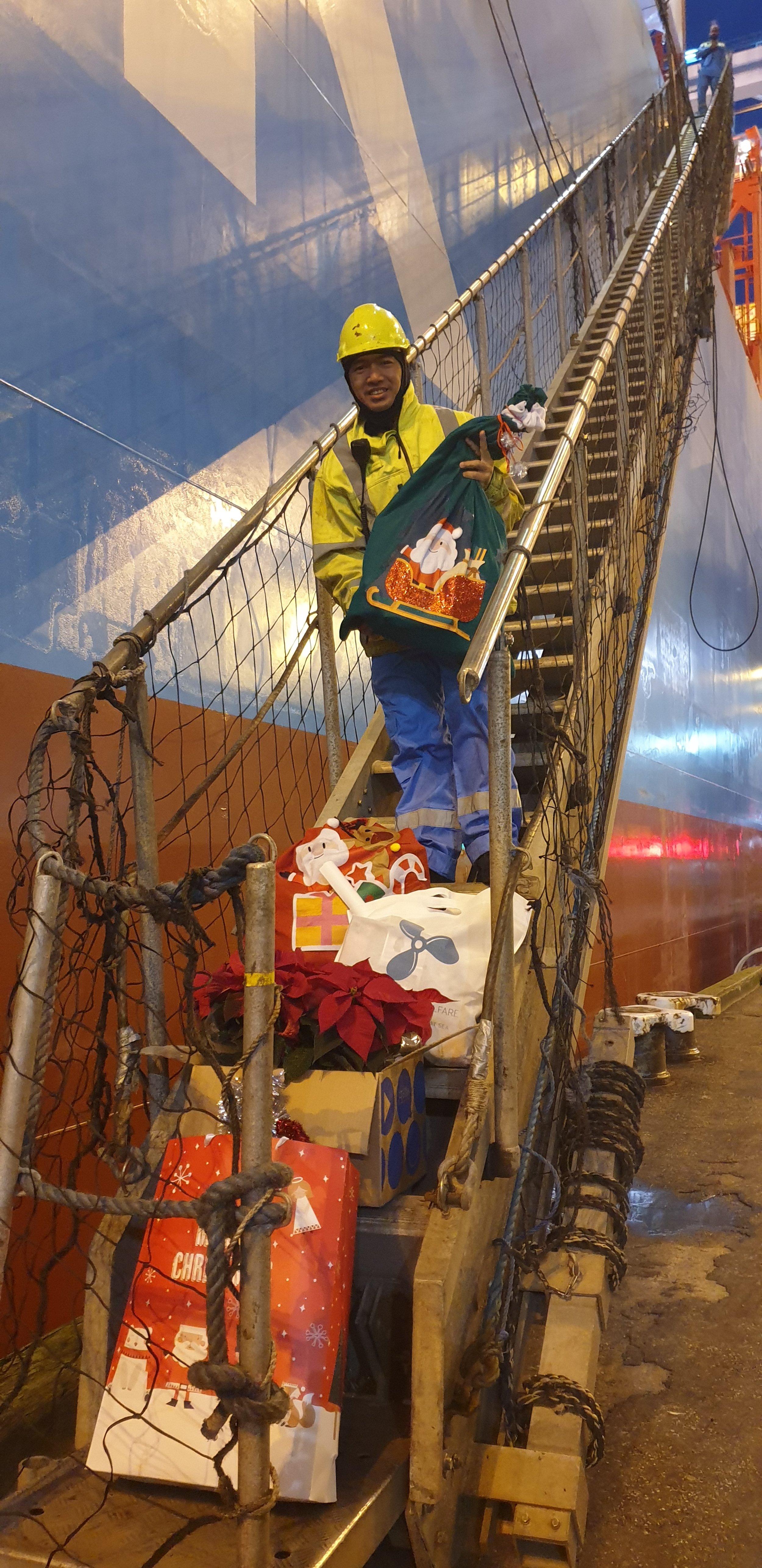Sådan spreder vores "Santa Woman" julestemning på skibene i Rotterdam ...