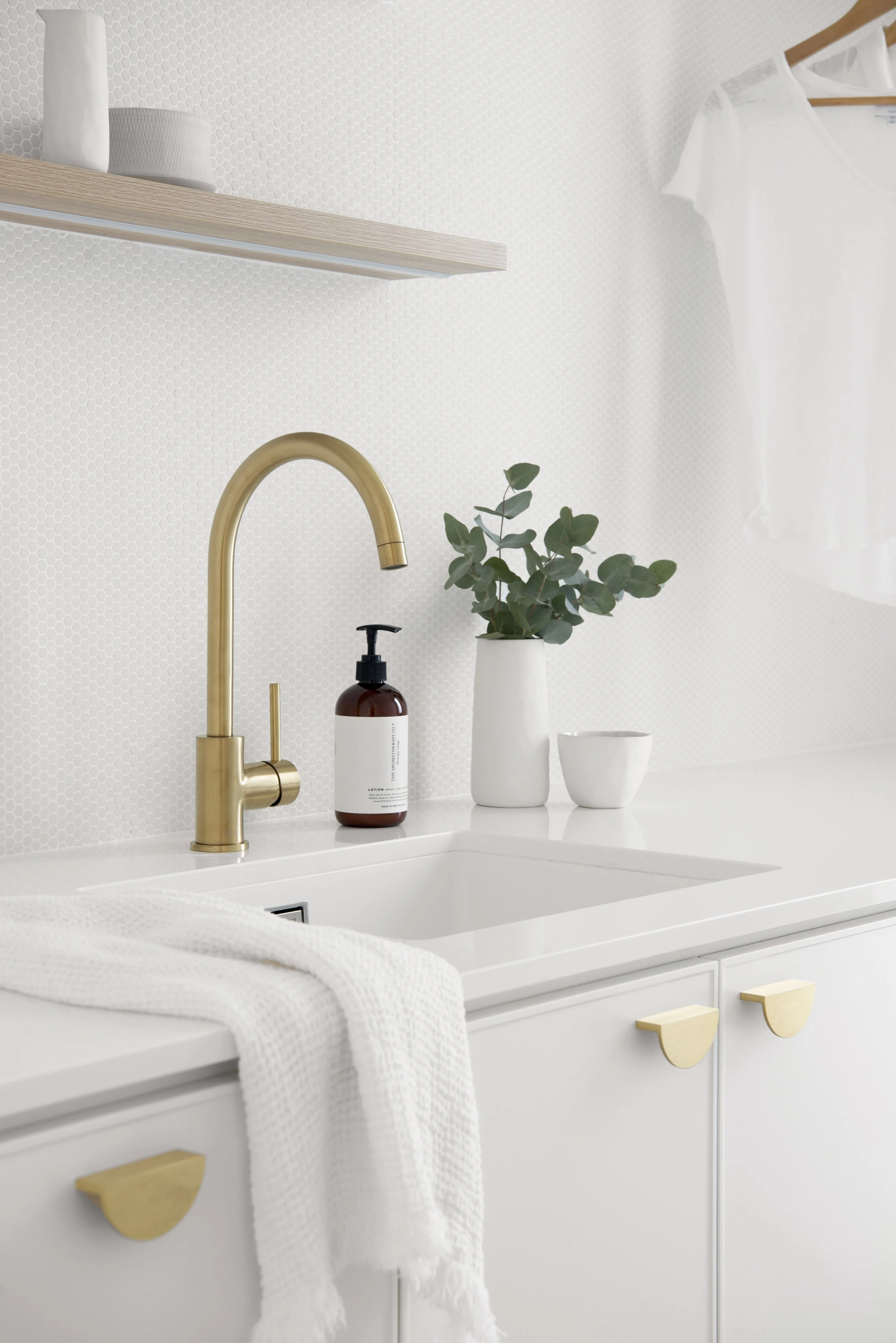 How To Choose The Perfect Cabinetry Handles | Guide To Choosing Handles ...