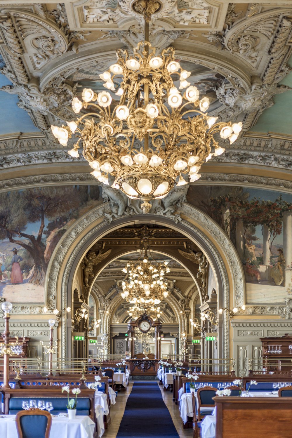 Le Train Bleu — Parisian Moments