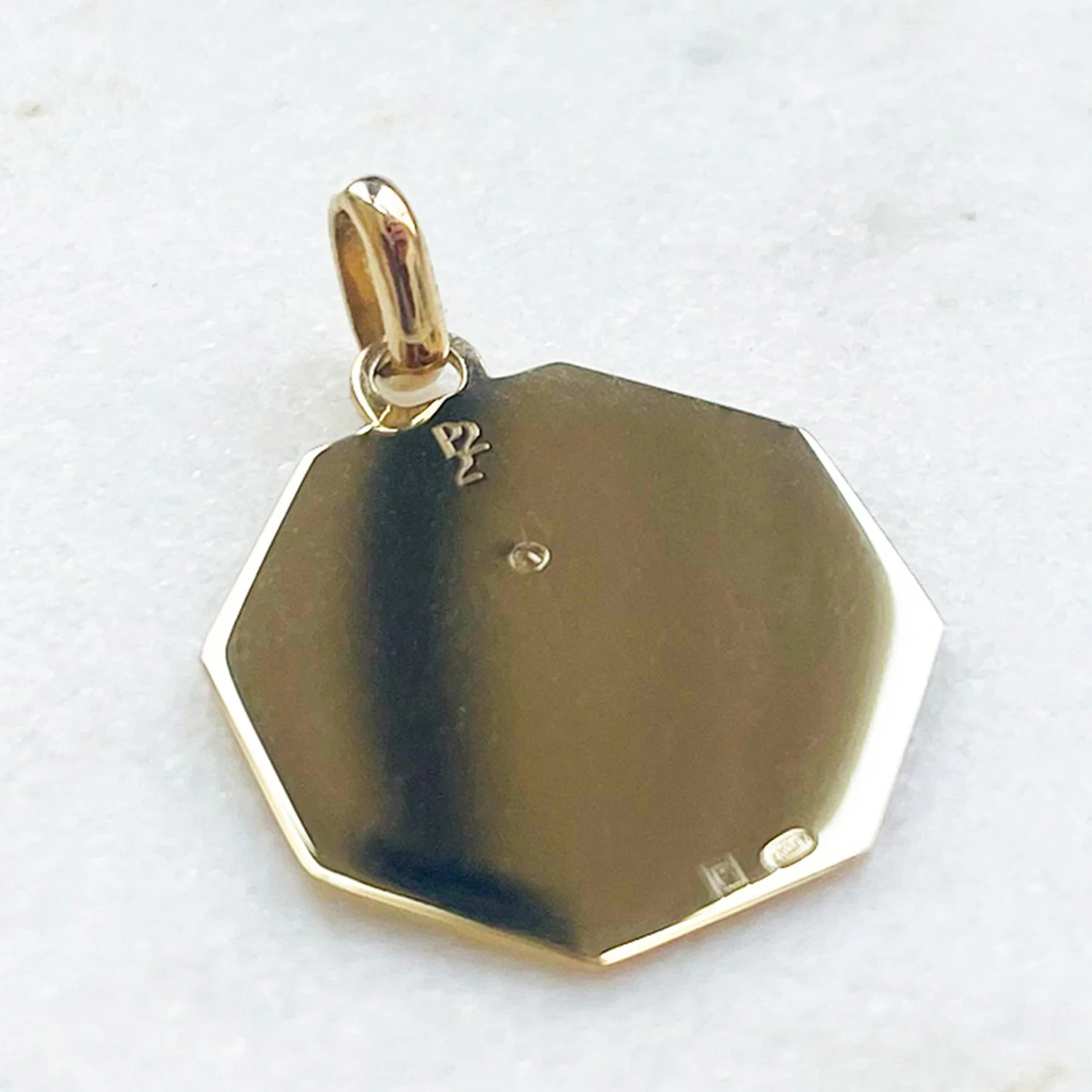 Comment reconnaître un bijou en or 18 carats - Poinçon 22