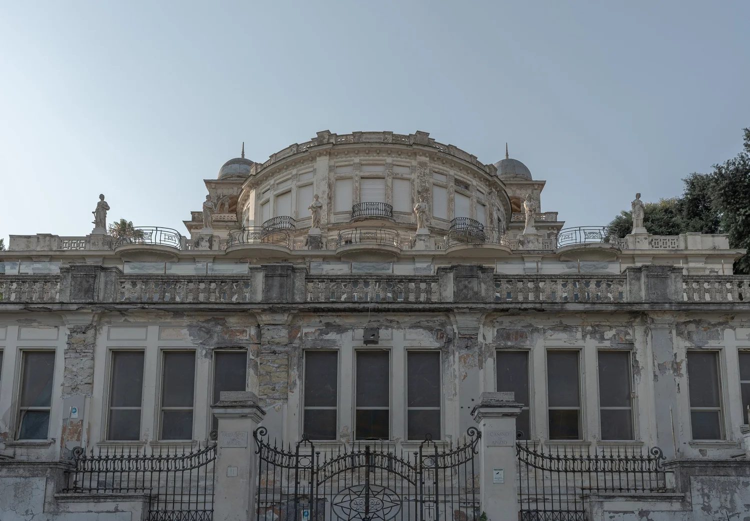 Abandoned Italy Palace Paradise By The Sea Abandoned Central