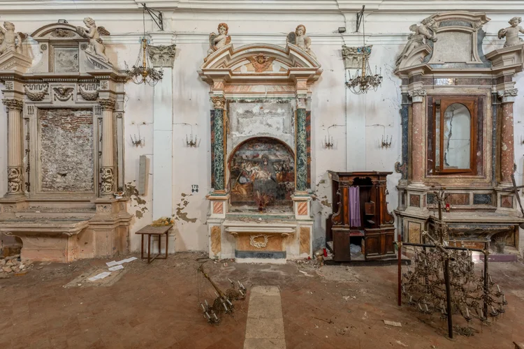 The Abandoned City on a Mountain in Italy — Abandoned Central