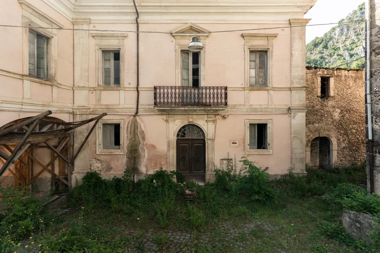 The Abandoned City on a Mountain in Italy — Abandoned Central