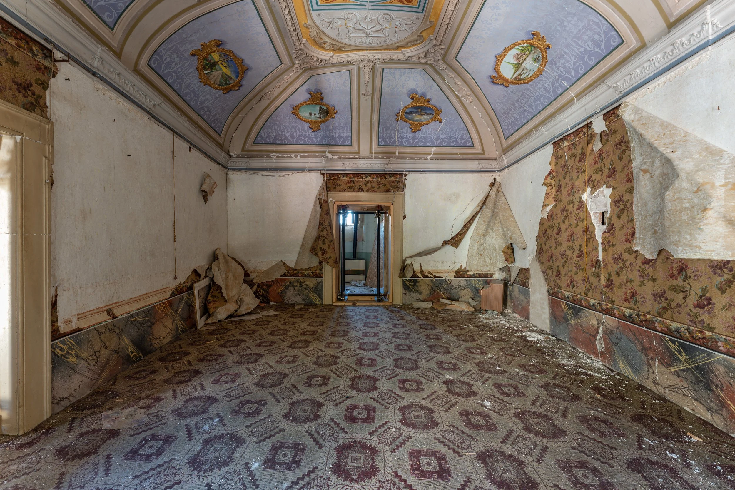 The Abandoned City on a Mountain in Italy — Abandoned Central