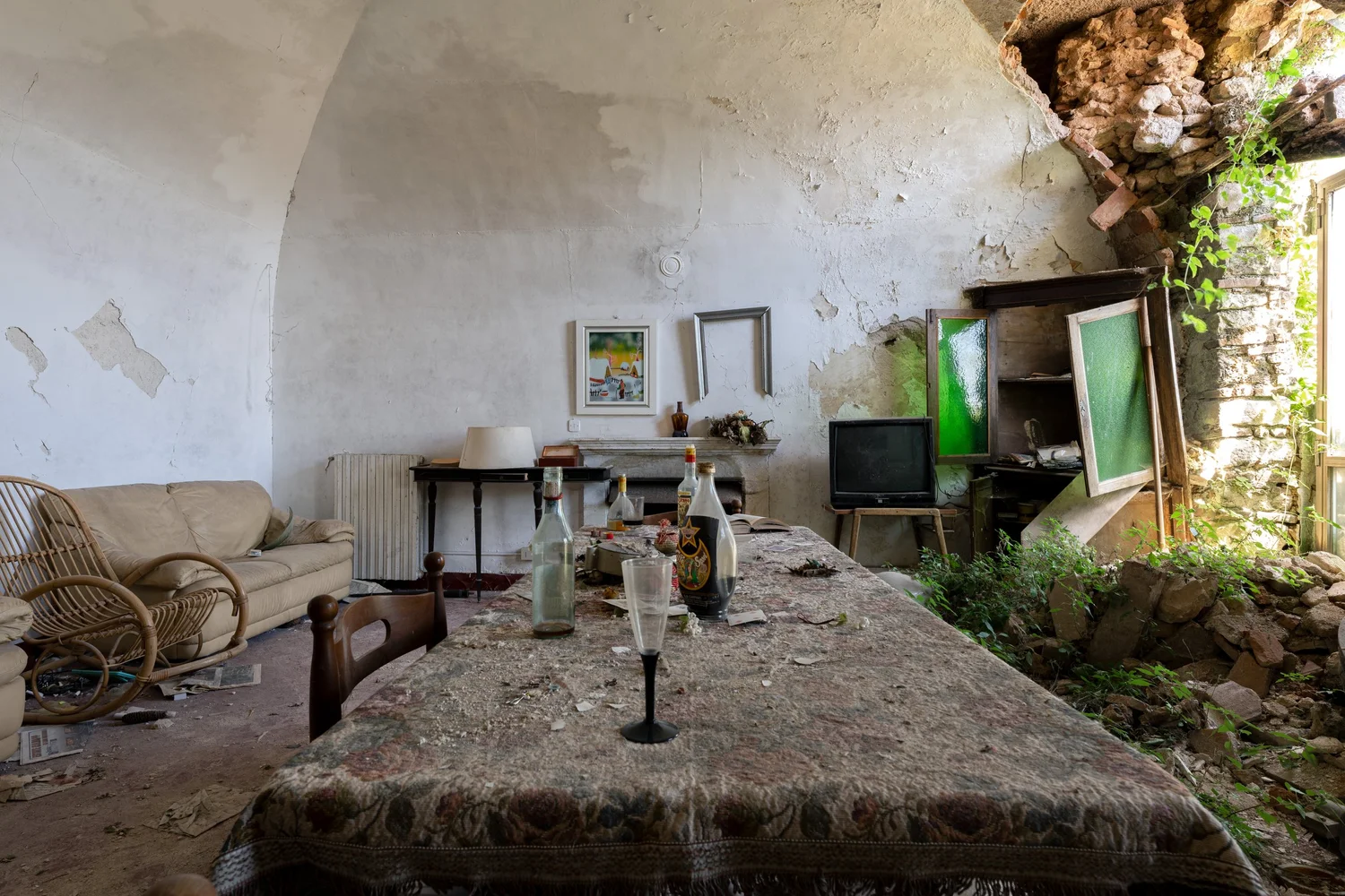 The Abandoned City on a Mountain in Italy — Abandoned Central
