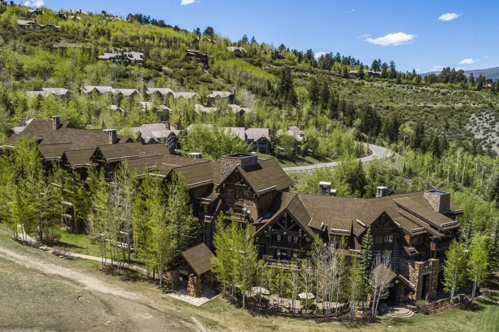 10 Hotel Exterior Design Concepts for Modern and Rustic Styles