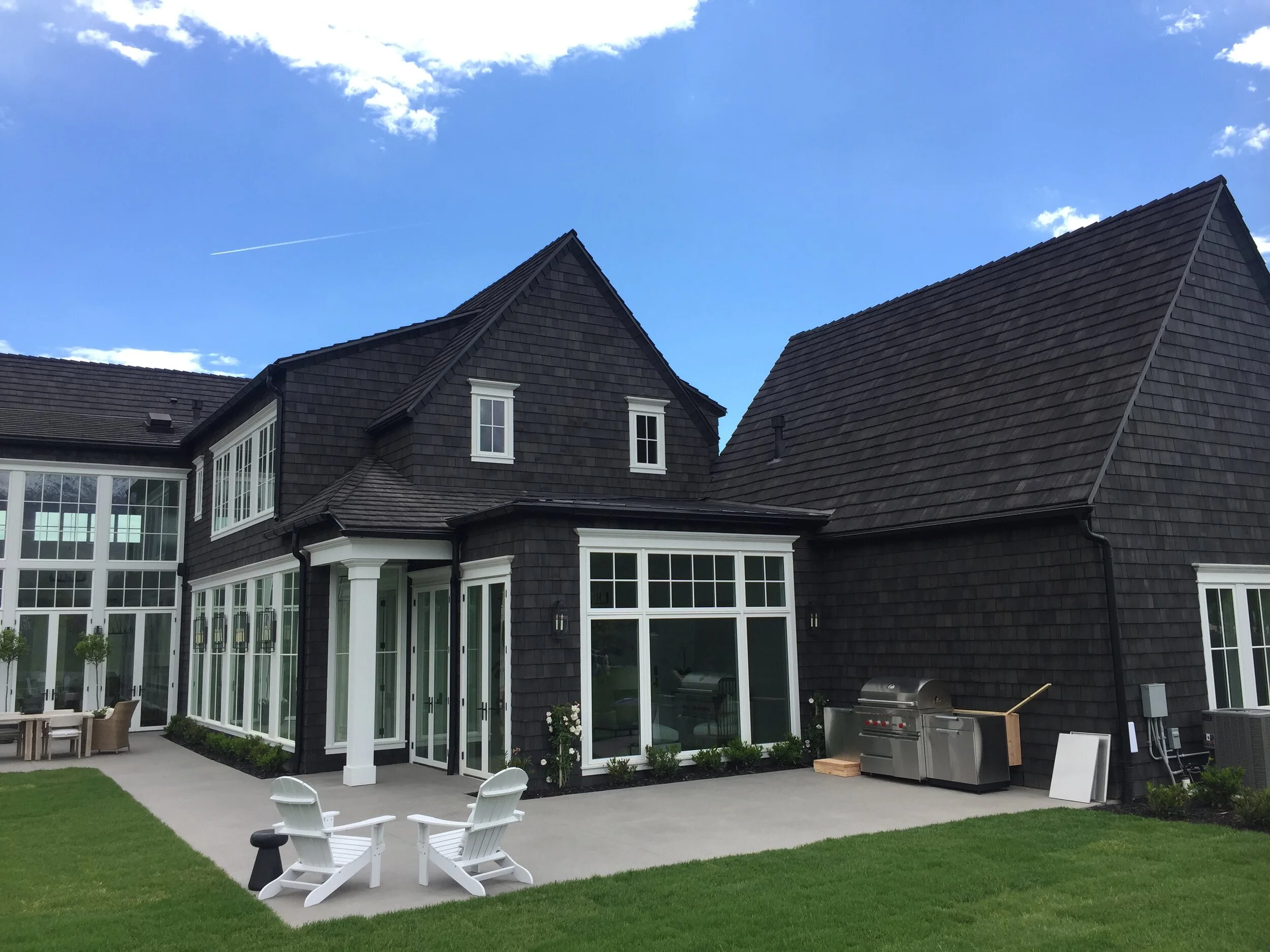 11 Siding Colors and Roof Combinations | CeDUR