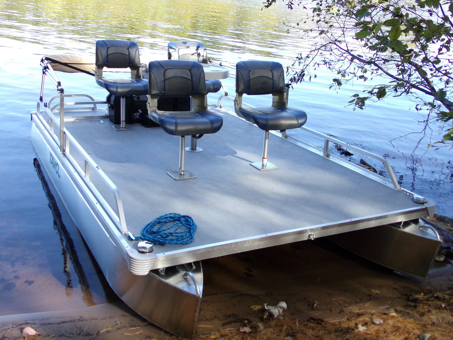 TAVO TOON P-4: four-person compact pontoon boat, lg deck and playpen ...