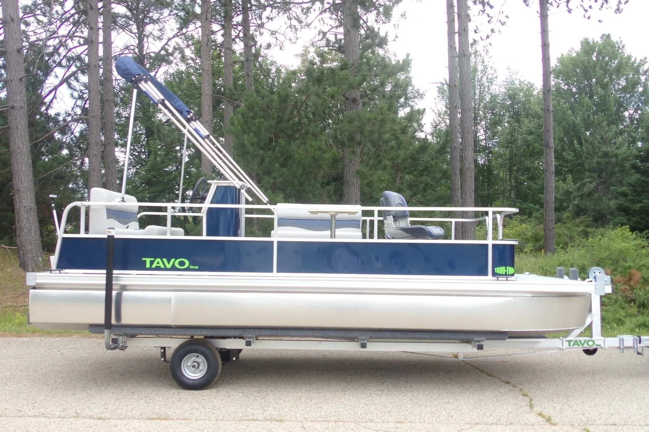 TAVO TOON P-6: six-person compact pontoon boat, large deck & playpen ...