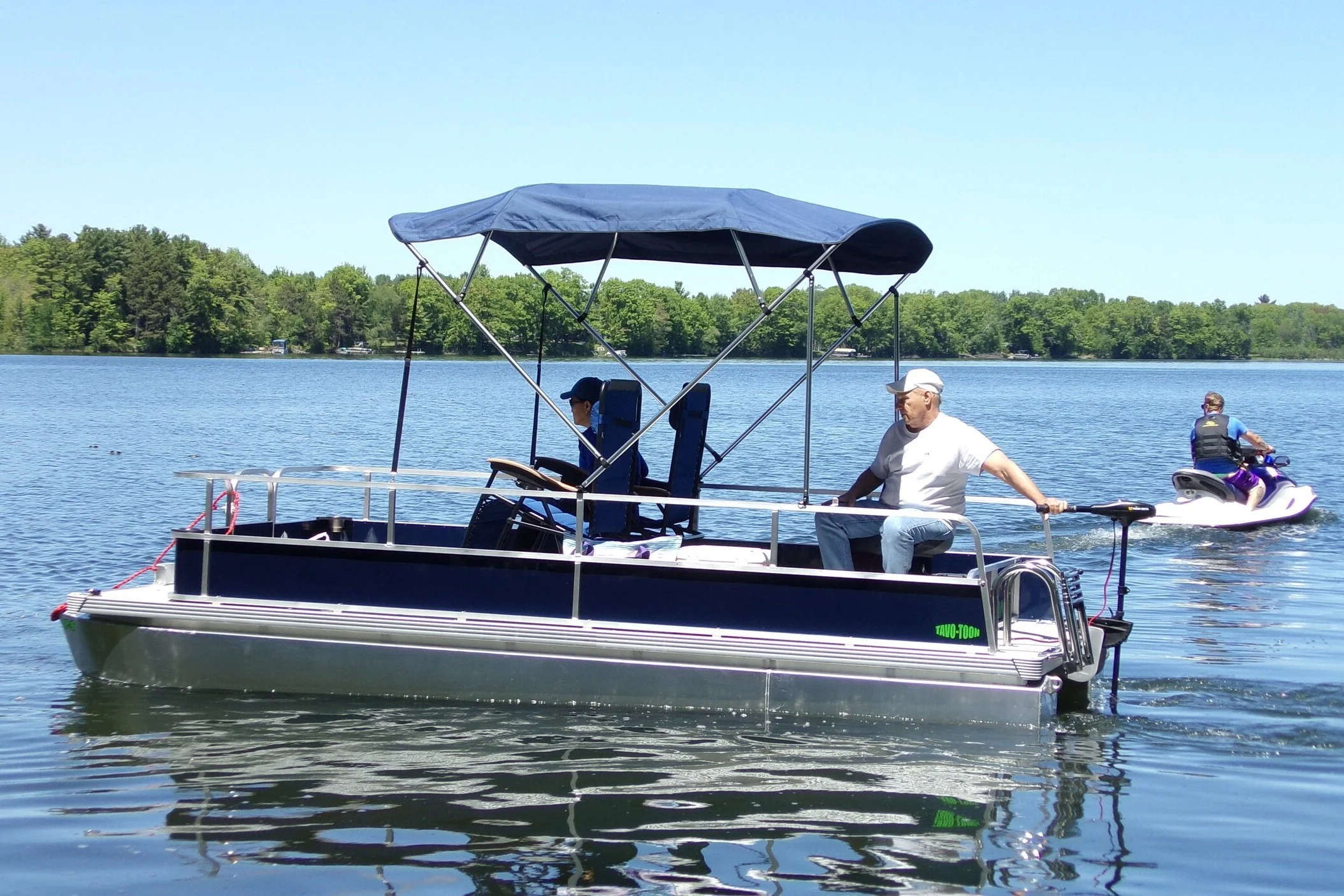 TAVO TOON P-6: six-person compact pontoon boat, large deck & playpen ...
