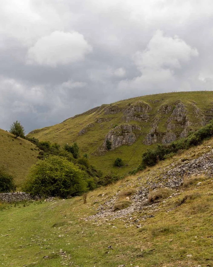 A beautiful walk through the limestone gorges of Wolfscote Dale and ...
