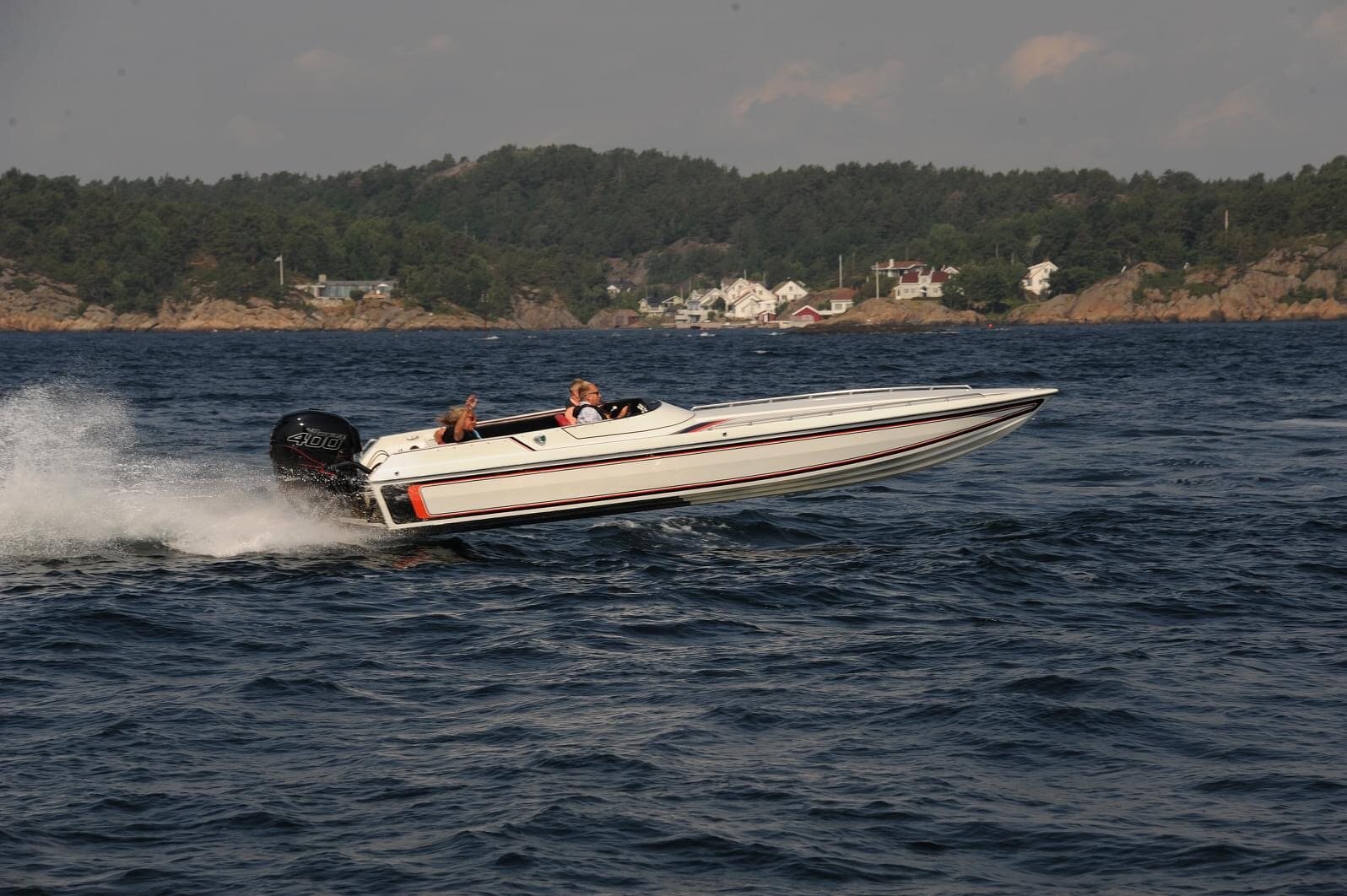 Phantom 25: Modern Outboard Power for a Classic Offshore Sport Boat ...