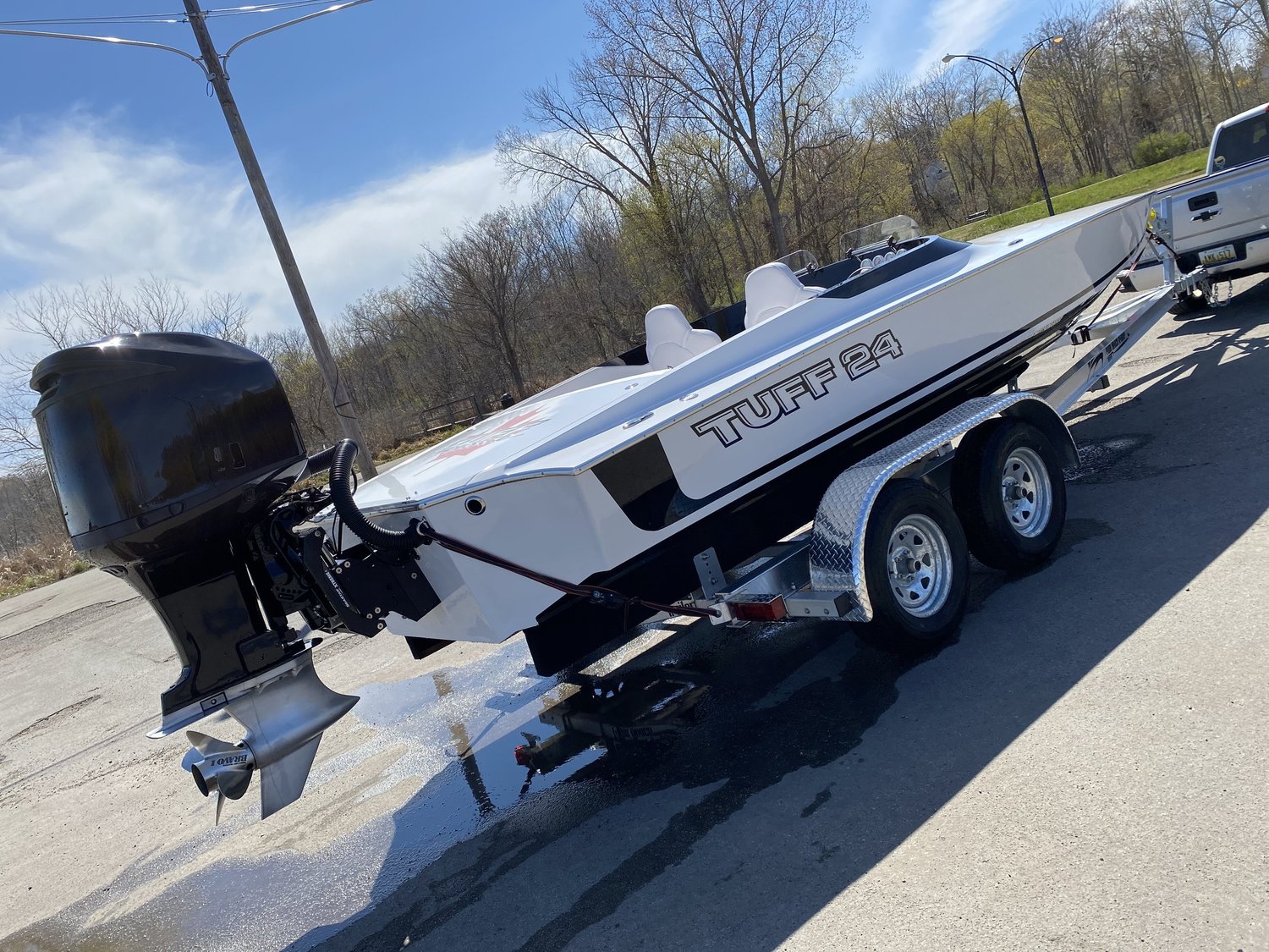 Tuff 24 in Michigan: Single Engine Performance Boat That Hauls the ...