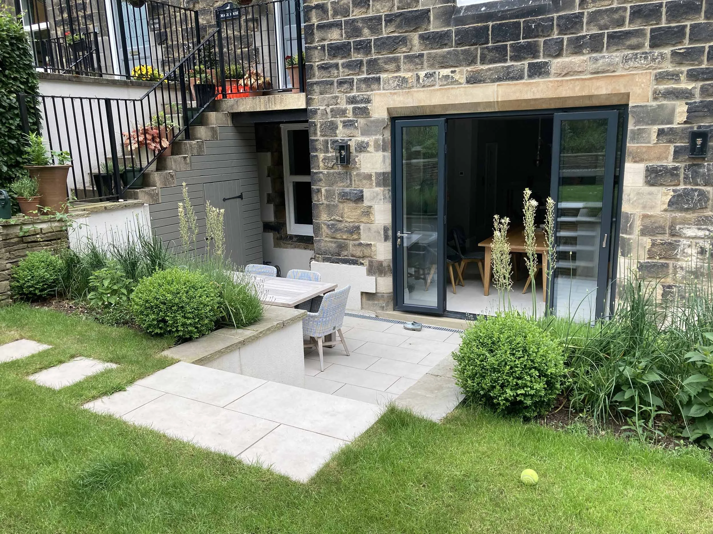 A contemporary terraced garden to a town house, Ilkley — Helen Taylor ...
