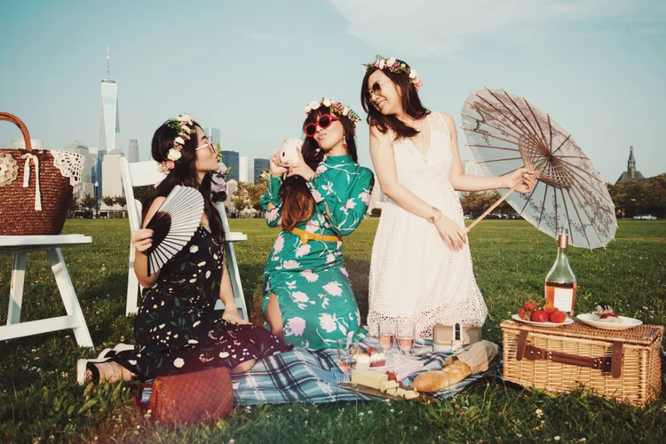 How to Picnic in Style with Your Girlfriends | Happily Ever Style