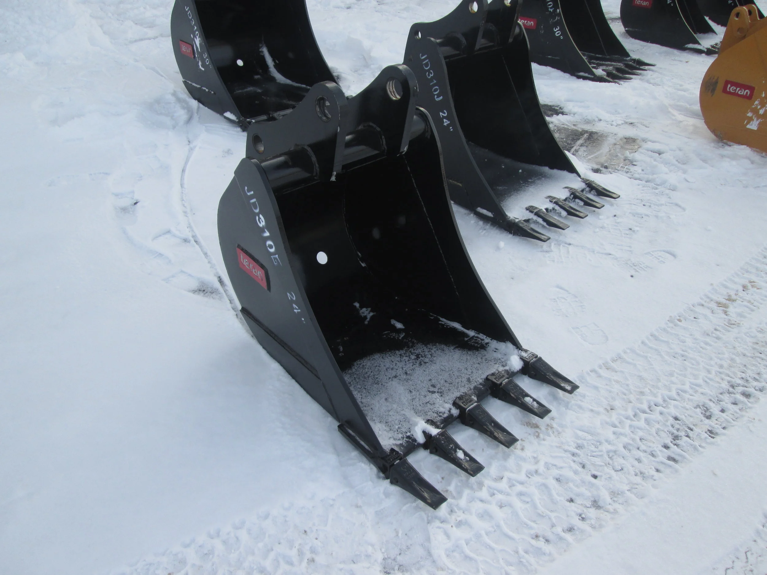 #0351 - 24" New EMAQ Tooth Bucket, John Deere 310G - REGULAR PRICE ...