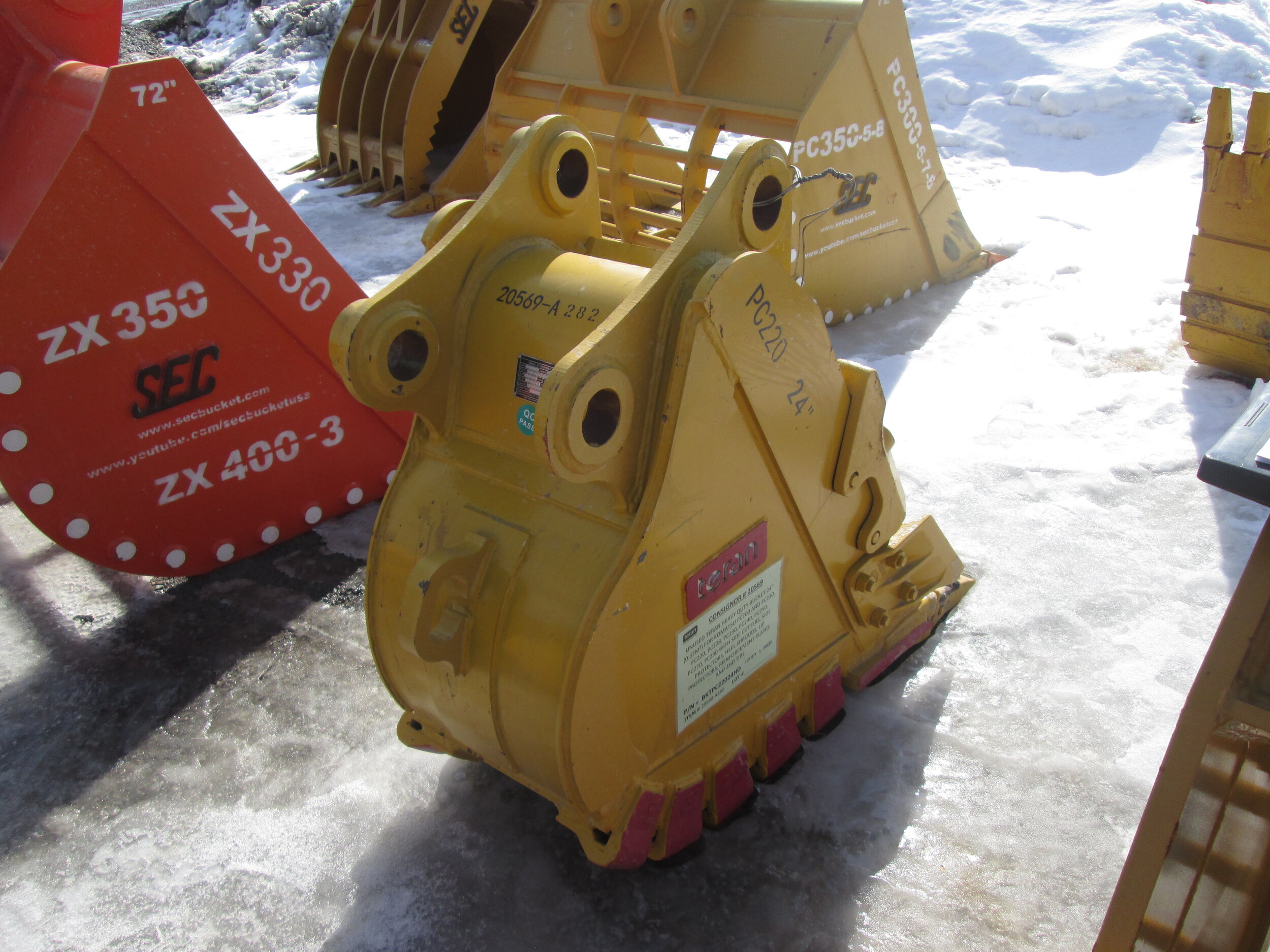 #2101- NEW 24" Emaq HD Tooth Bucket Komatsu PC200, PC210, PC220, PC228 ...