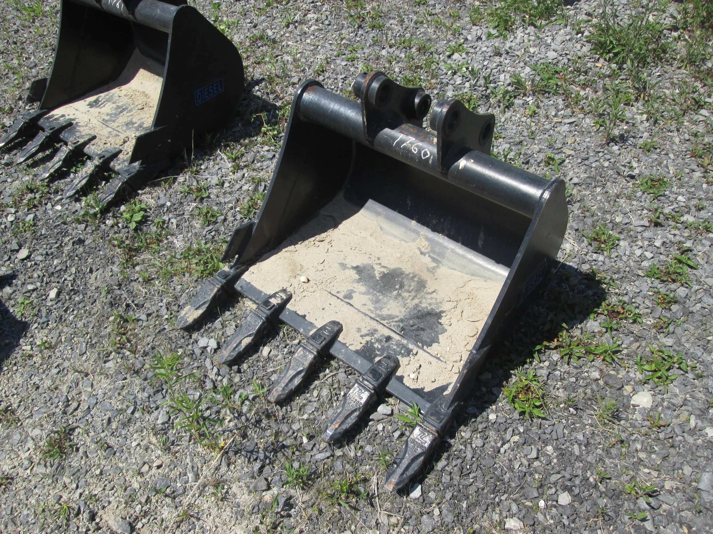 #1760- New 30" Diesel Tooth Bucket CAT303, Kobelco SK35, JD35D ...
