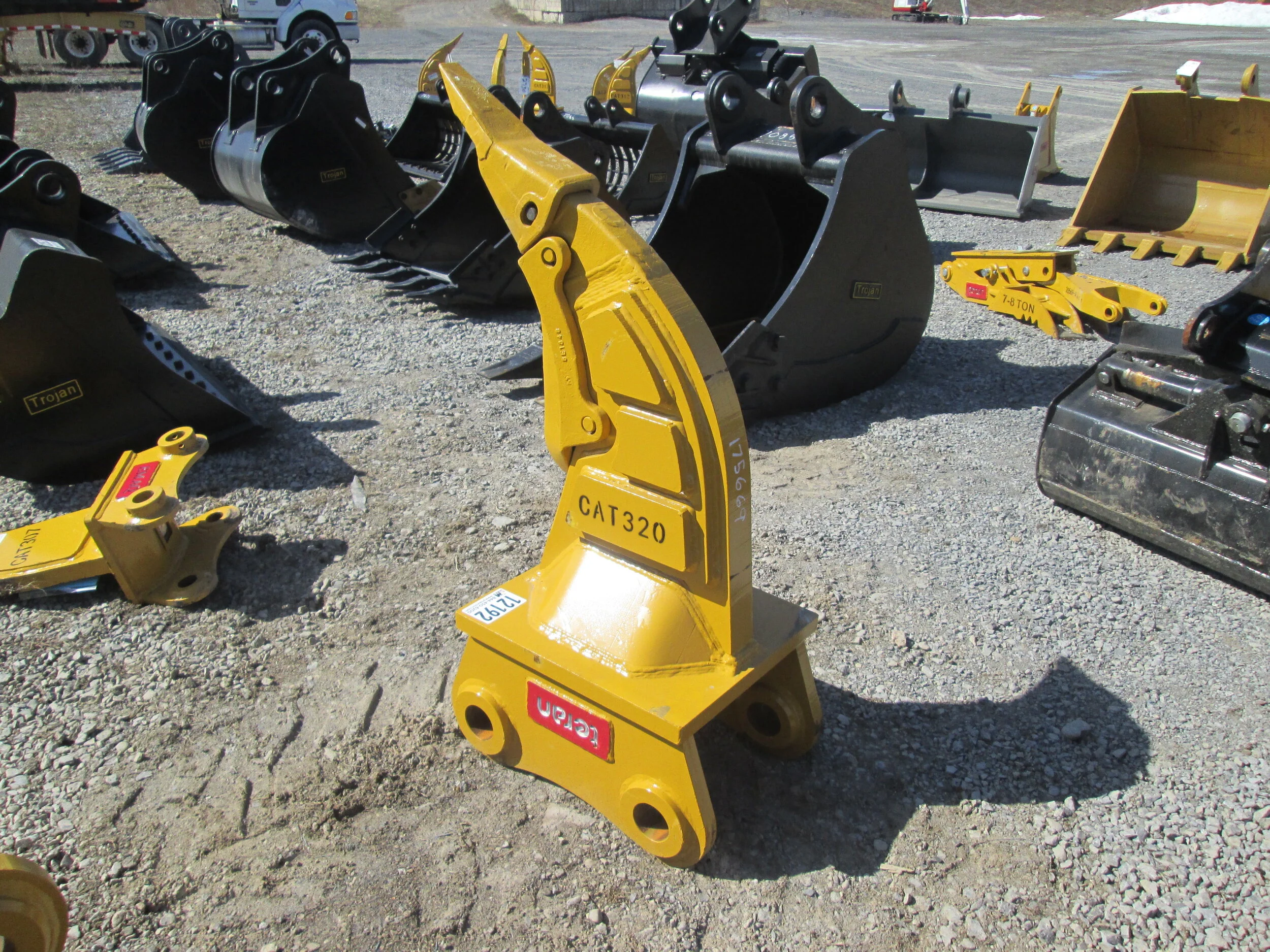 #5662- NEW EMAQ Ripper CAT 320-323 Hitachi John Deere 150-200 - REGULAR ...