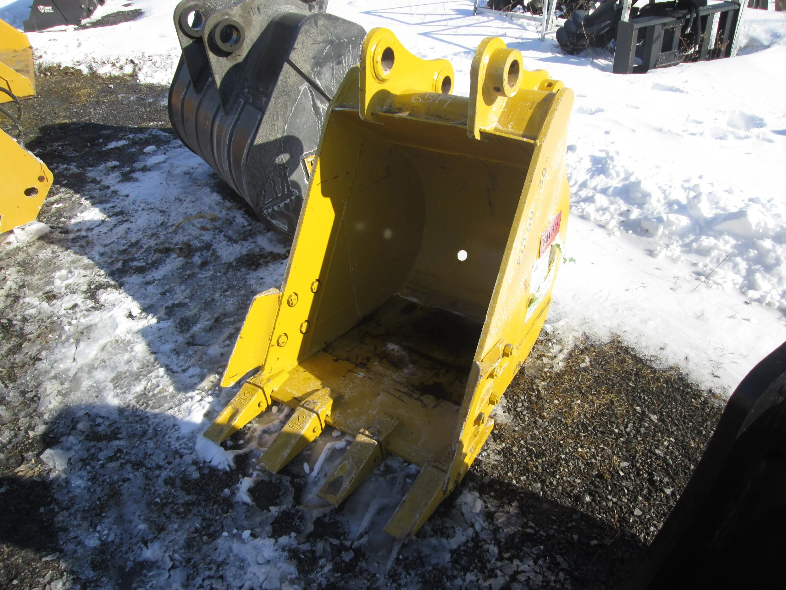 #4104- 30" New EMAQ Tooth Bucket Komatsu PC160, Kobelco SK150, Volvo ...