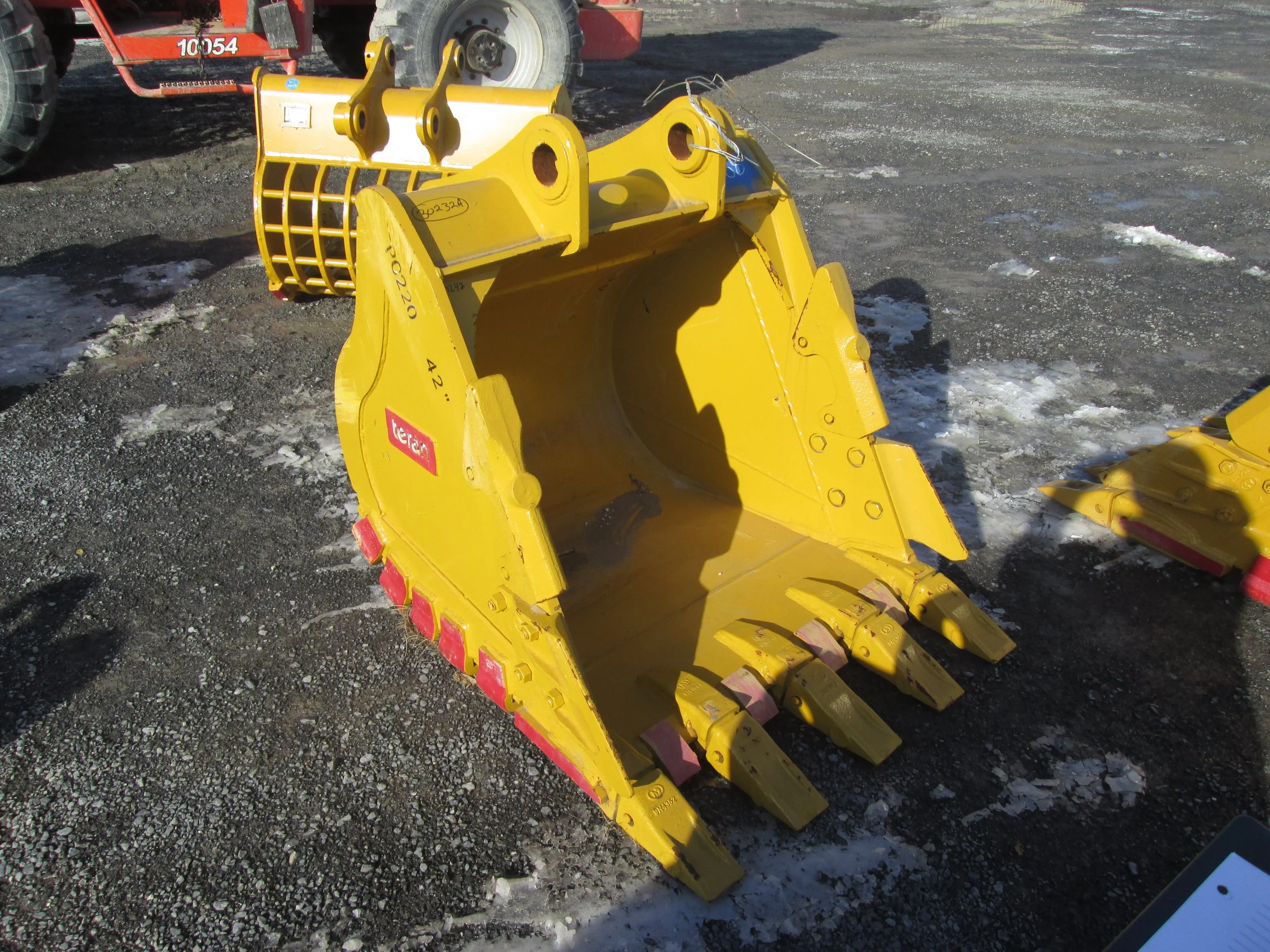 #6692- 42" New EMAQ/HD Tooth Bucket , Komatsu PC220, CAT320, John Deere ...