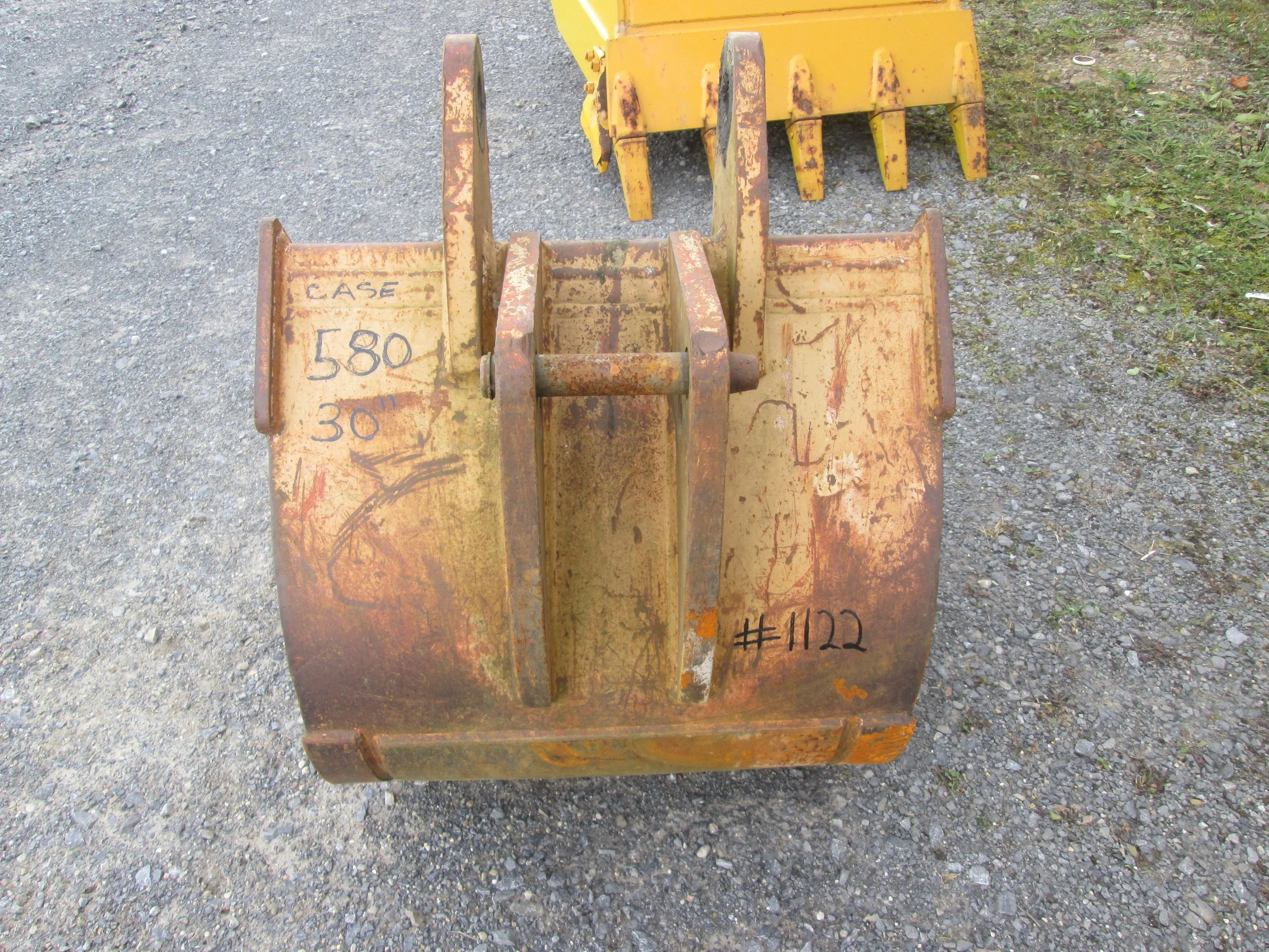 #1122- 30' CE Tooth Bucket Case 580, 680 - REGULAR PRICE $1,050 CASH OR ...