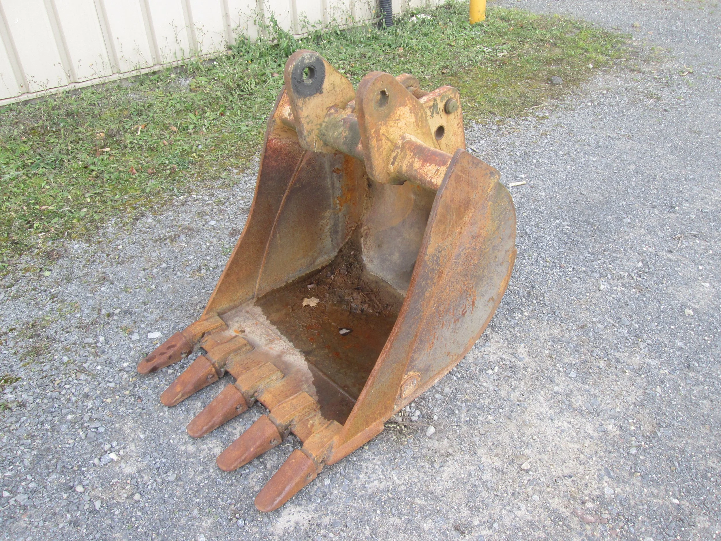 #1122- 30' CE Tooth Bucket Case 580, 680 - REGULAR PRICE $1,050 CASH OR ...