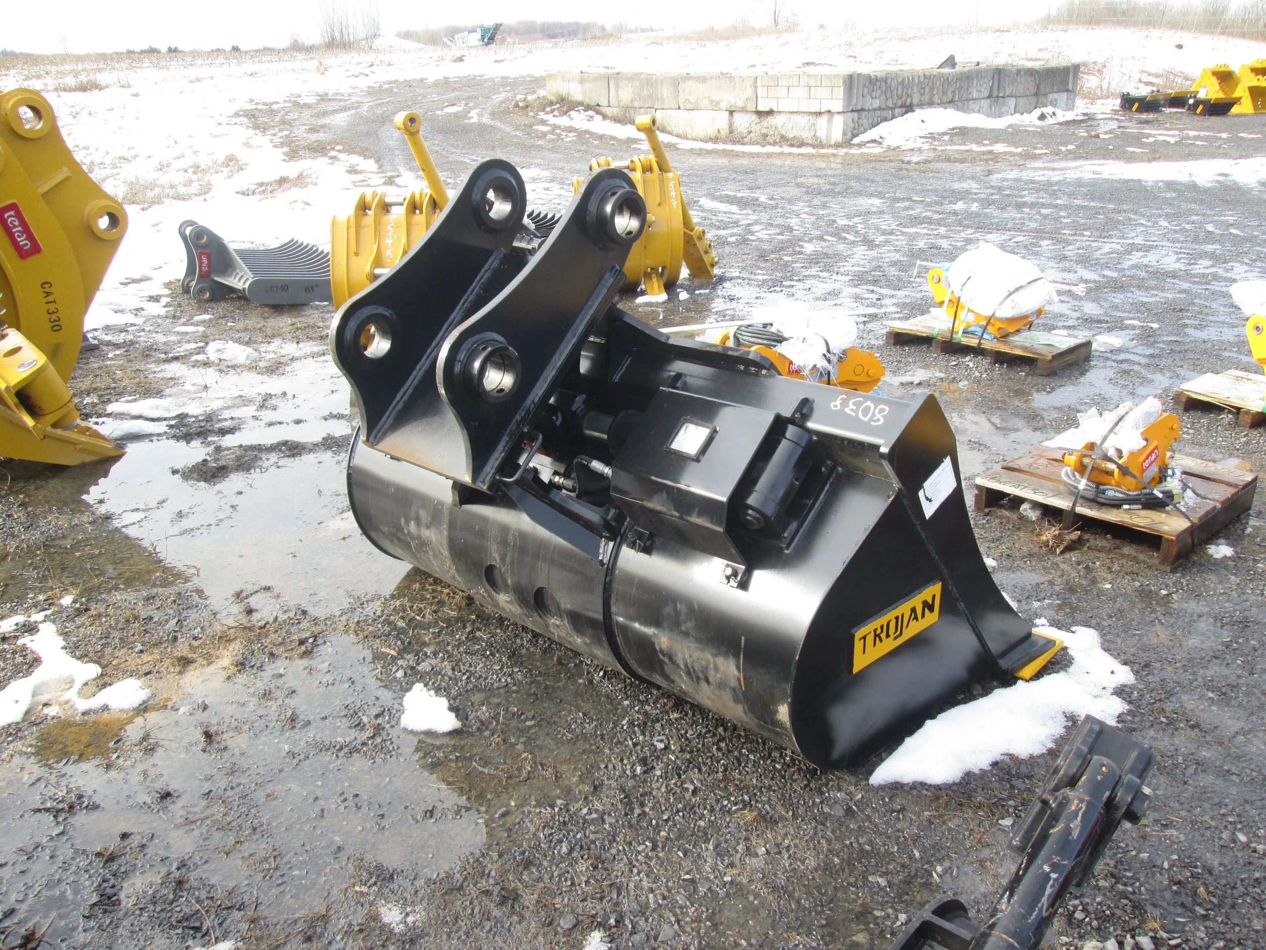 #8038 - New 72" Trojan Hydraulic Tilt Ditching Bucket Komatsu PC200 ...