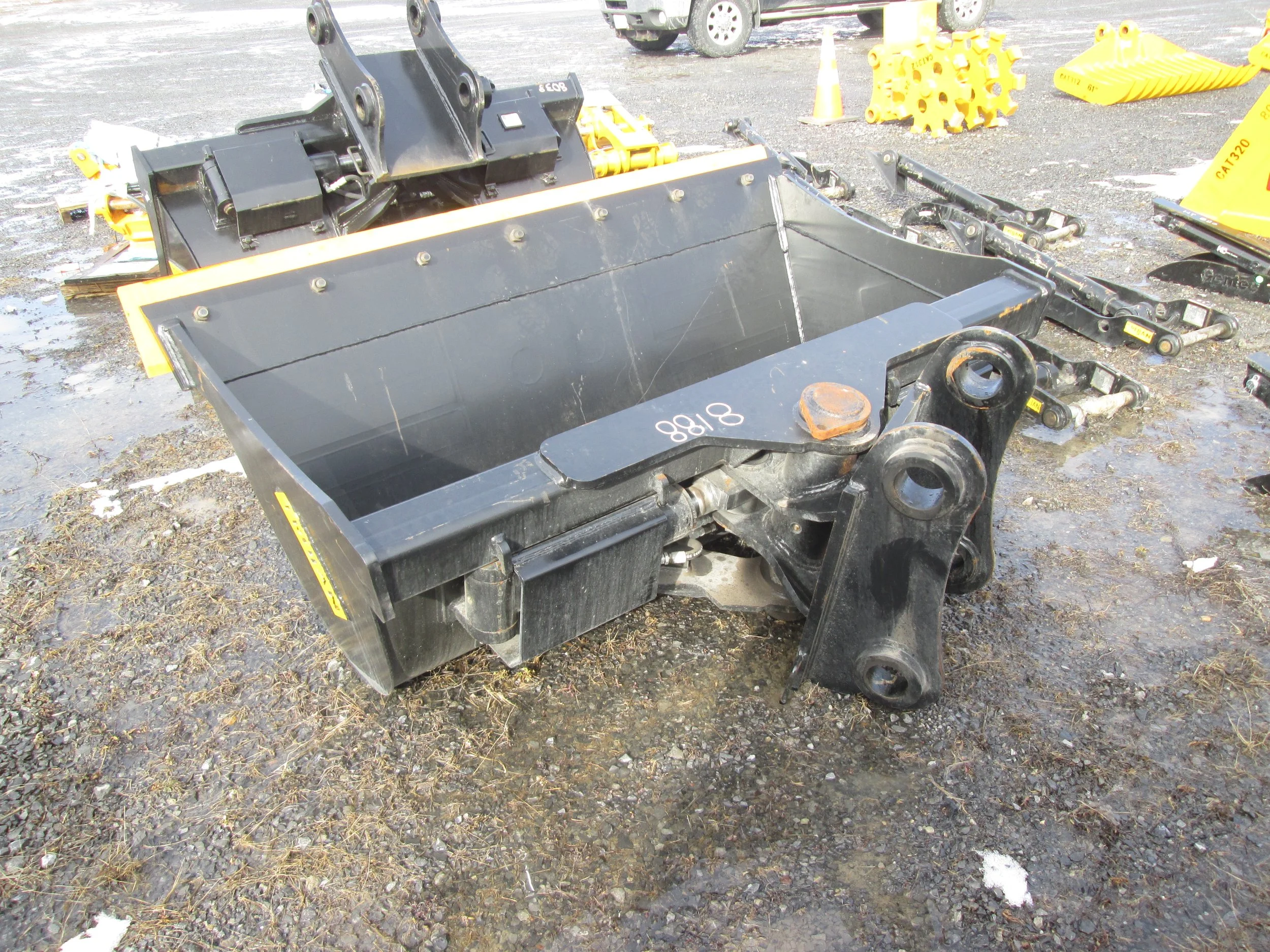 #8188 - 72" NEW Trojan Hydraulic Tilt Ditching Bucket Komatsu PC200 ...