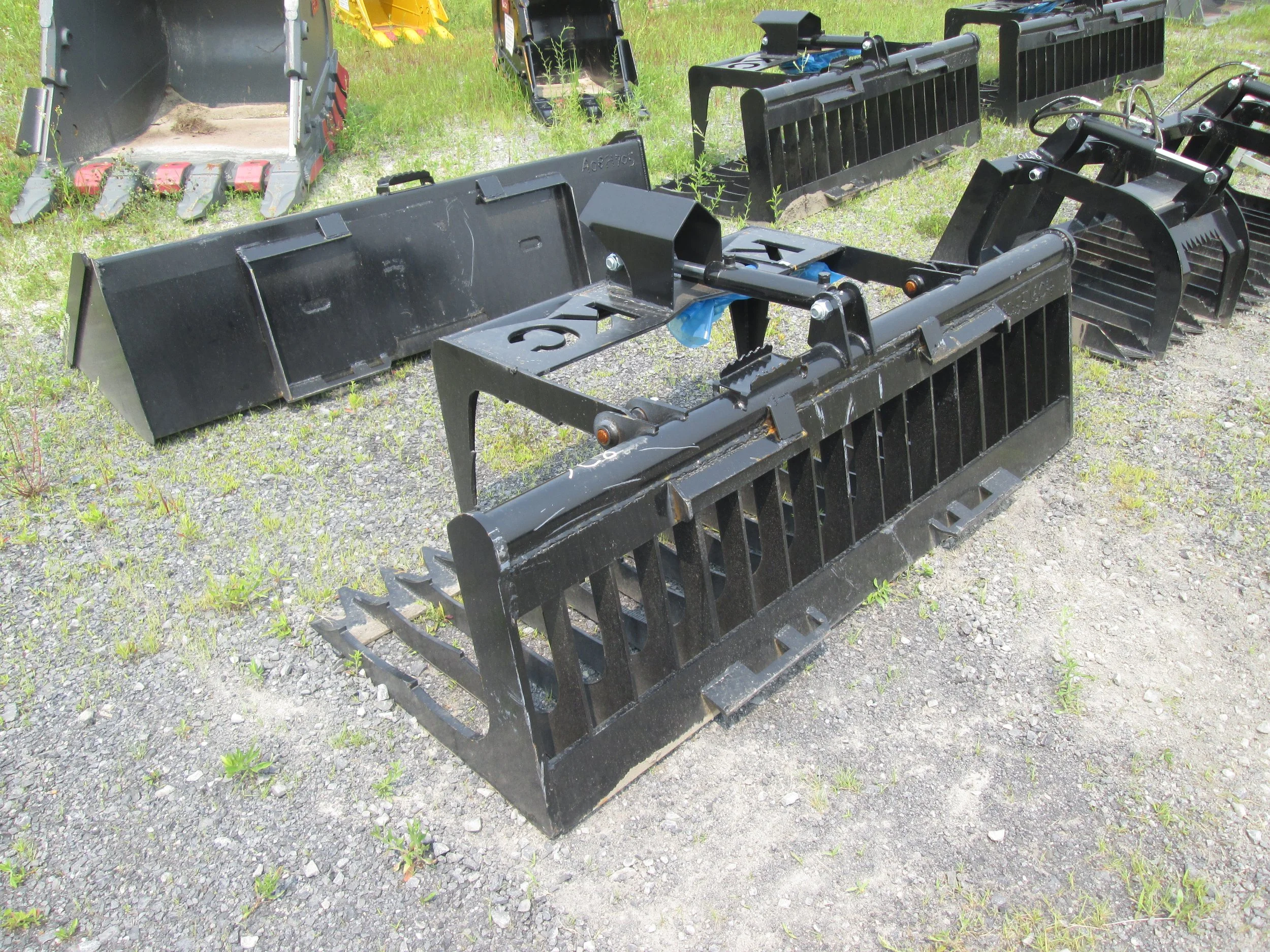 #826 - 75" NEW KC Single Cylinder Root Grapple for Skid Steer/Compact ...